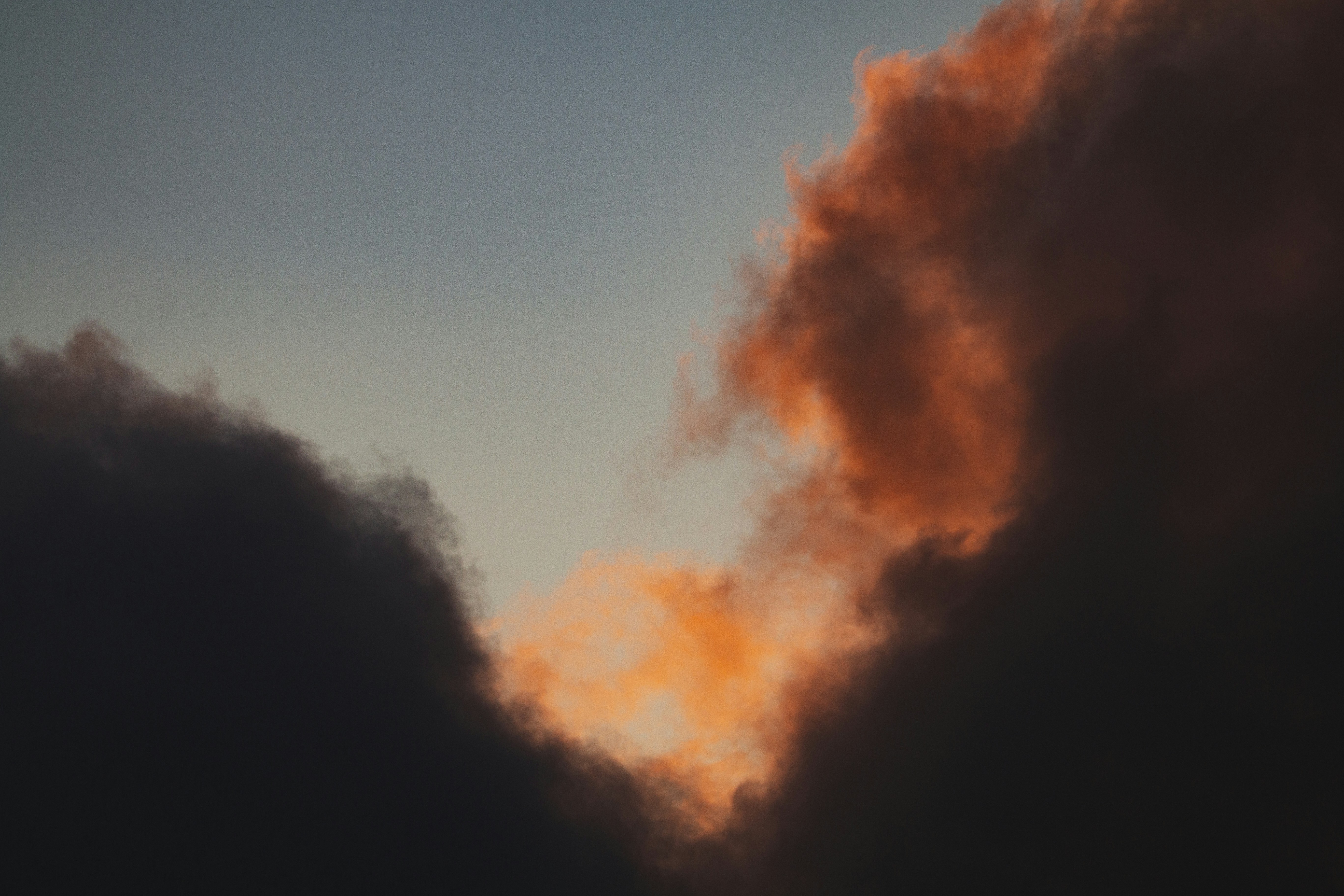 Un avion volant dans un ciel nuageux au coucher du soleil photo – Image gratuite de Cloudscape ...