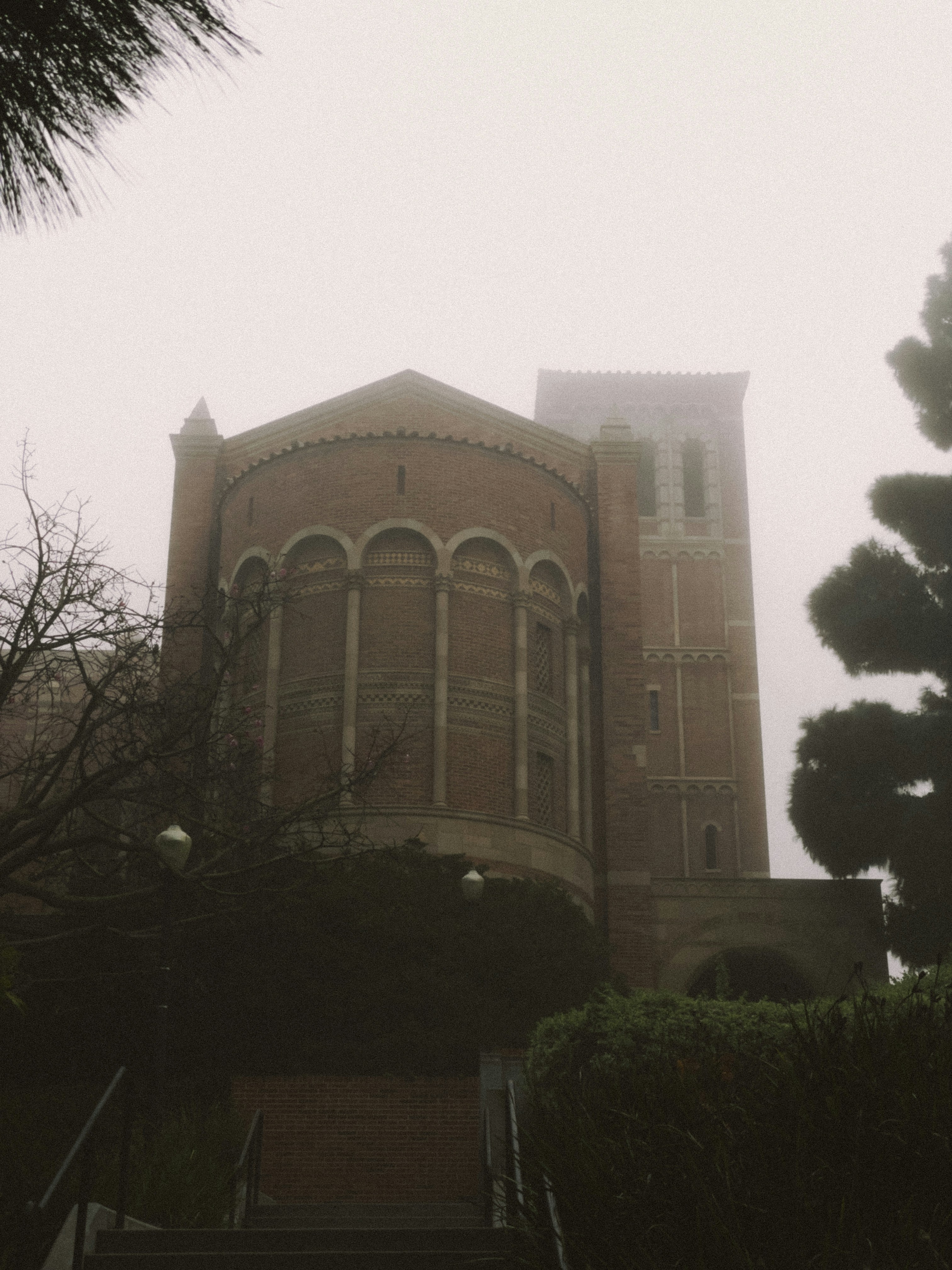 Un grand bâtiment surmonté d’un clocher photo – Photo Ucla Gratuite sur ...