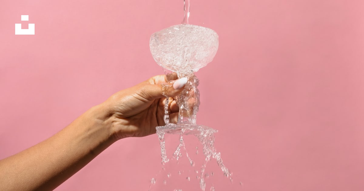 사람이 캔에서 유리에 물을 붓고 있습니다 사진 Unsplash의 무료 에너지 이미지