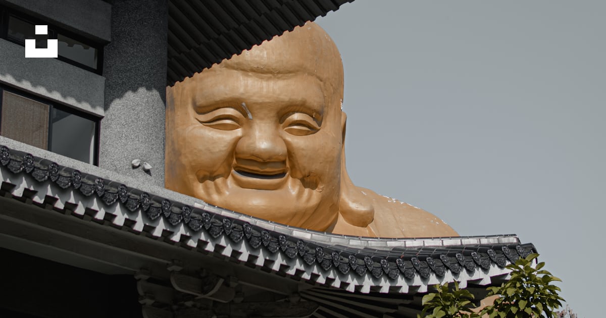 建物の前にいる笑顔の仏像の写真 Unsplashの無料崇拝写真