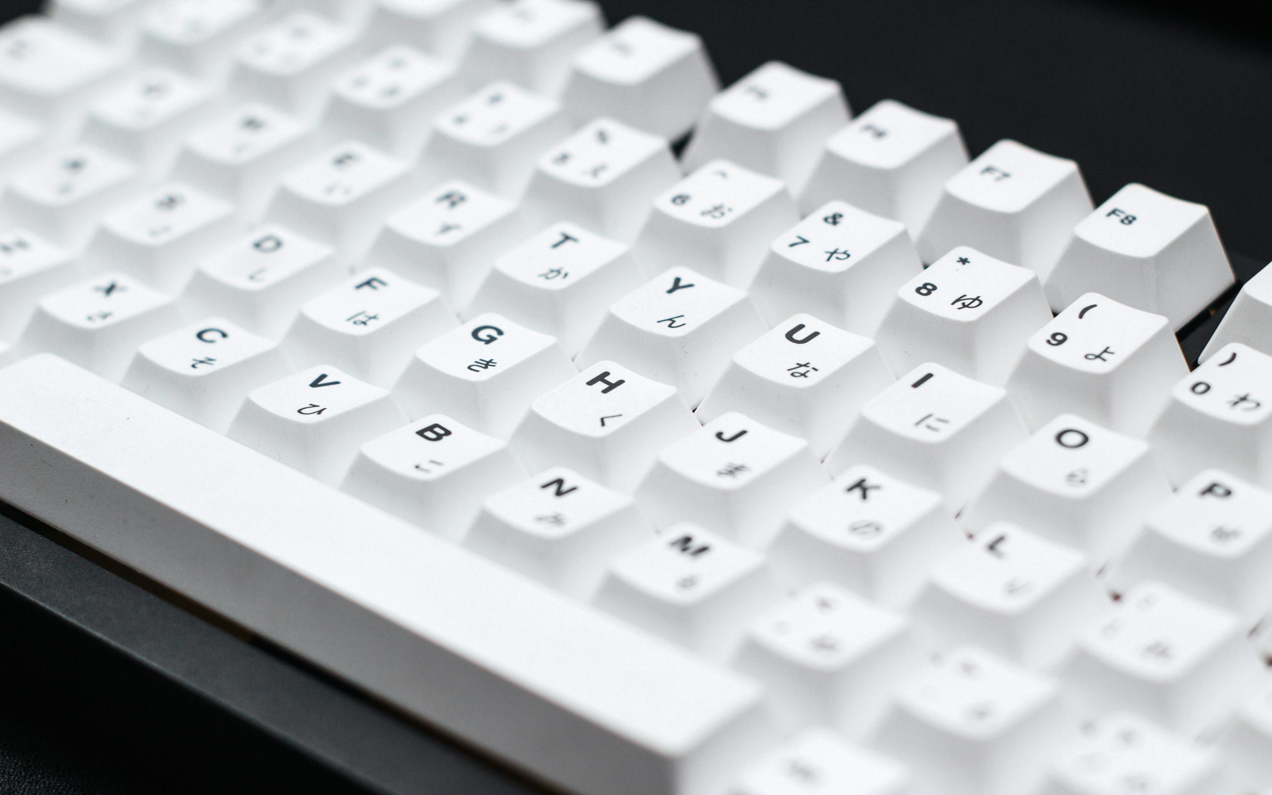 A close up of a white keyboard on a black surface photo – Free Gaming ...