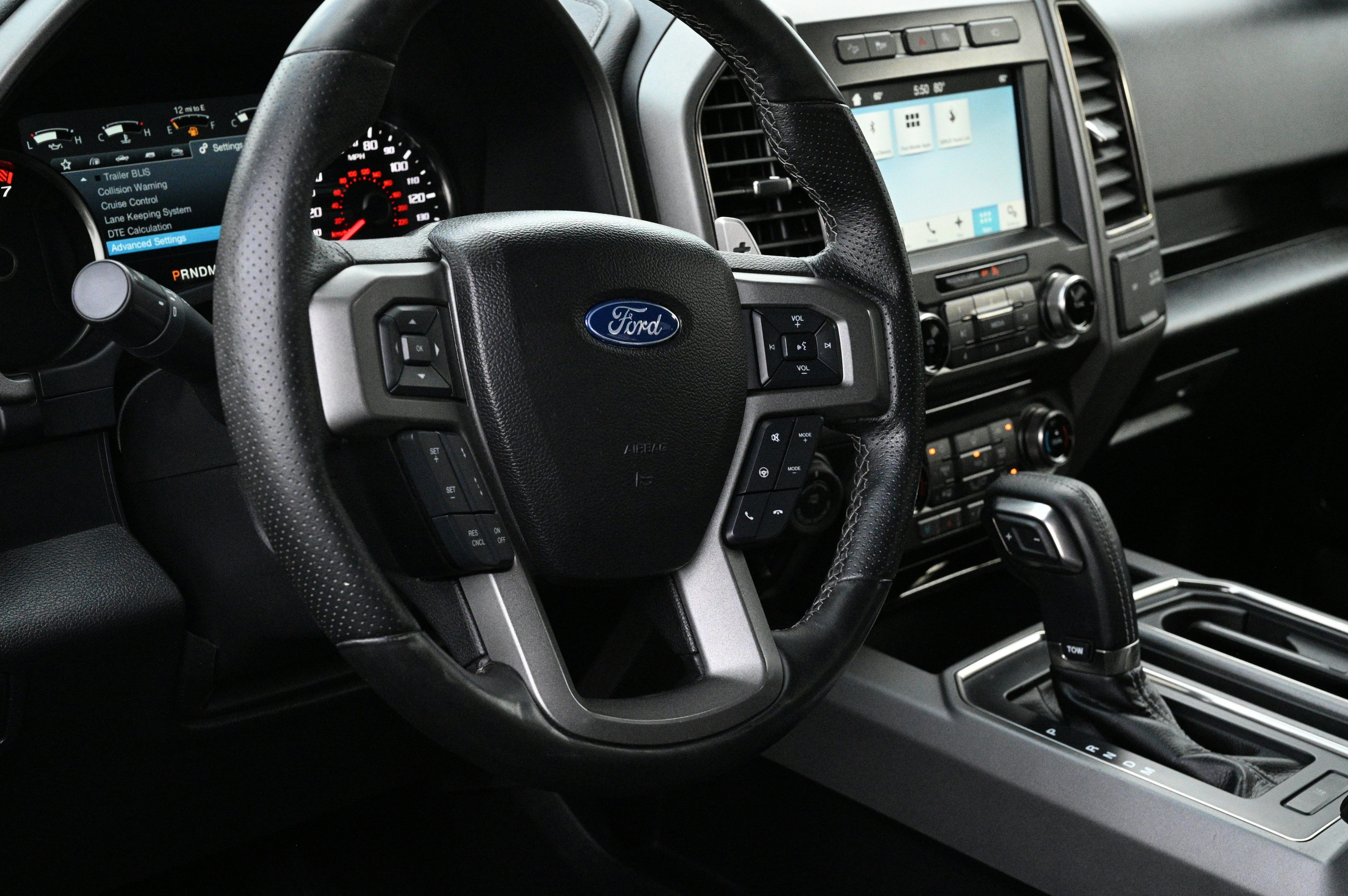 Foto Un primer plano de un volante en un vehículo – Imagen Ford Raptor ...