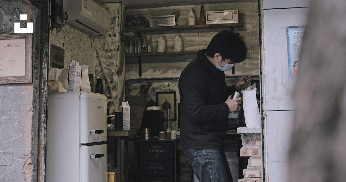 냉장고 앞에 서 있는 마스크를 쓴 남자 사진 Unsplash의 무료 사람의 이미지