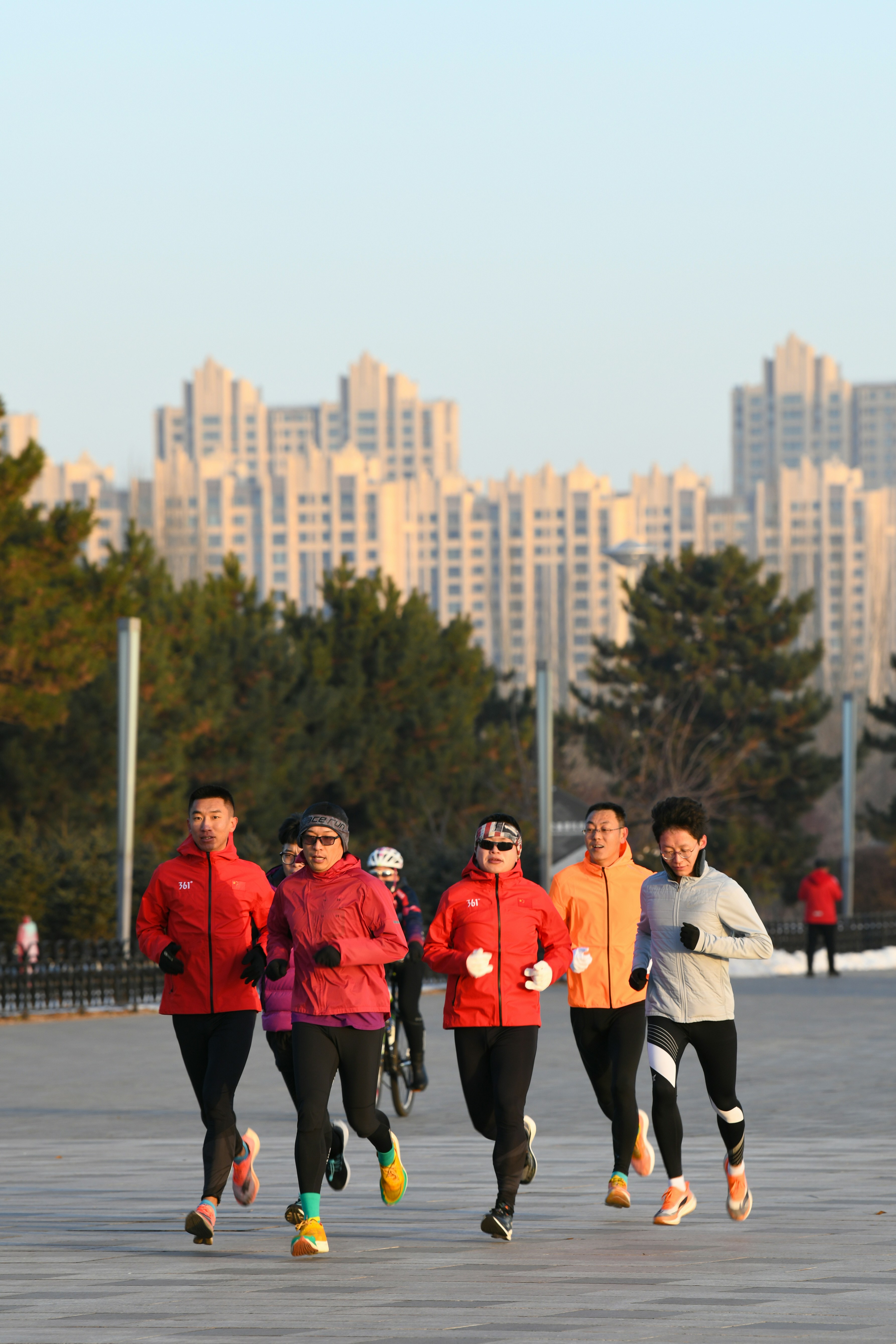 A group of people running in a park photo – Free Datong Image on Unsplash