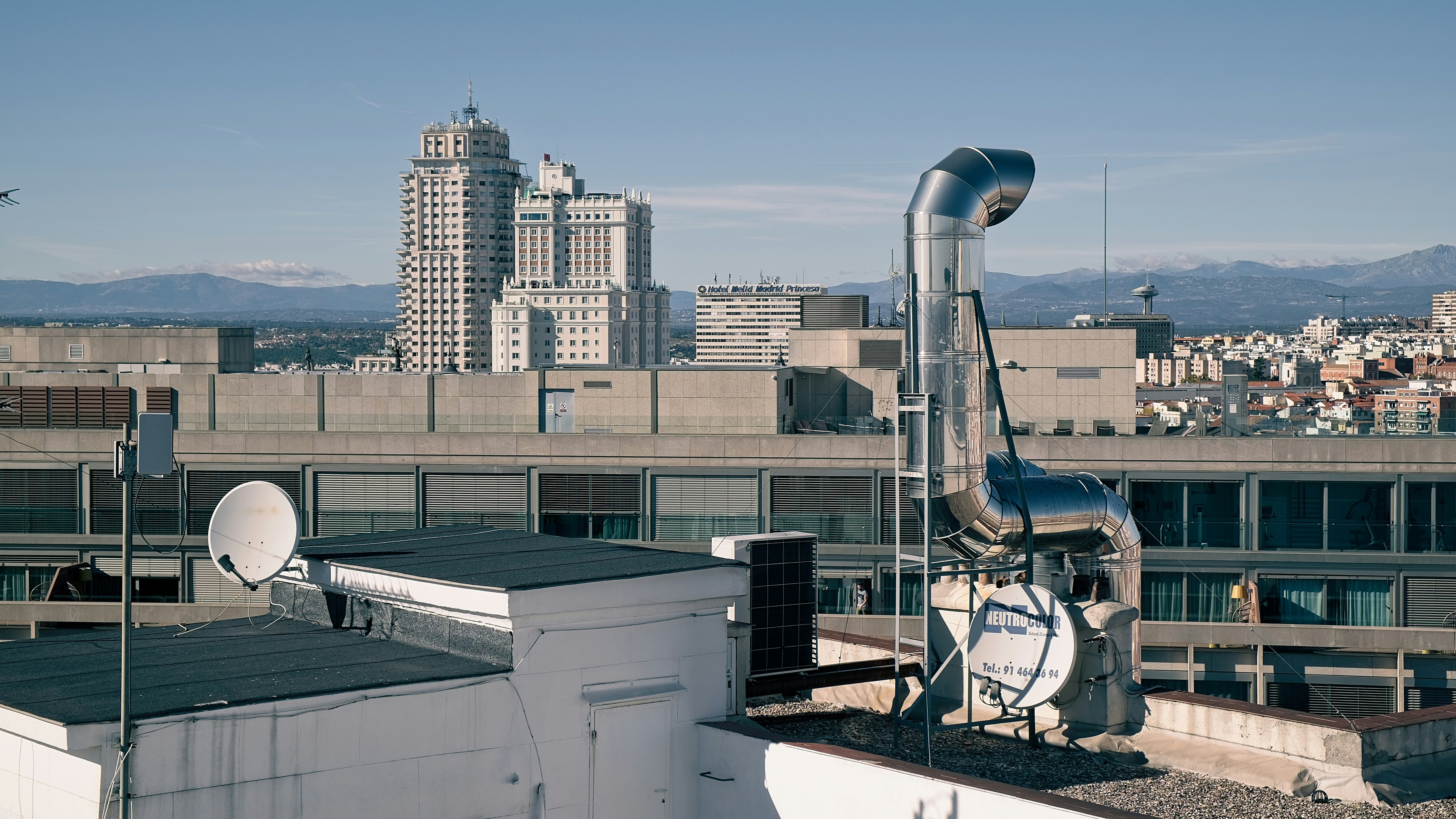 Une vue d’une ville depuis le toit d’un immeuble photo – Photo Imeuble ...
