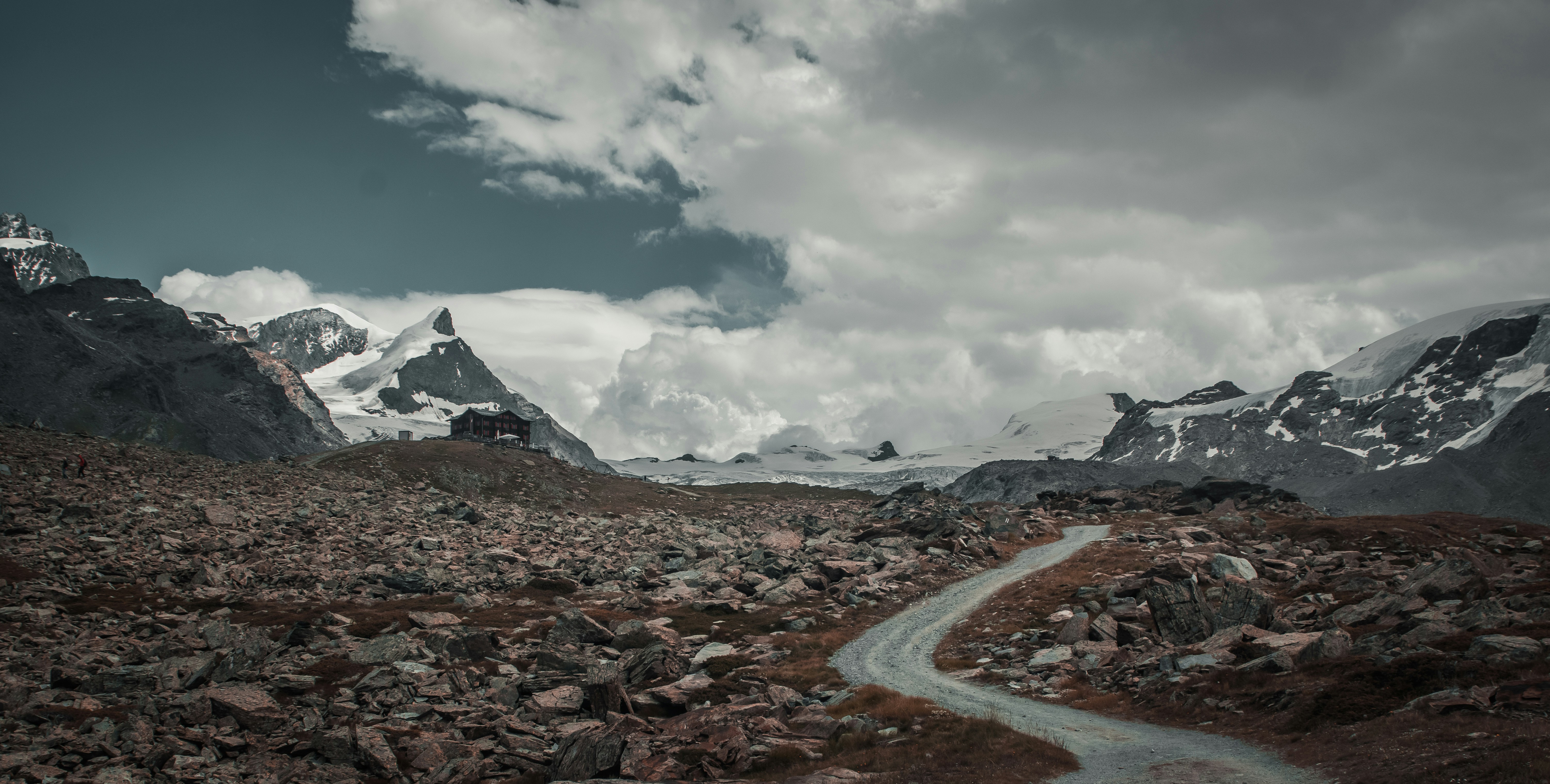 Un chemin de terre au milieu d’un champ rocheux photo – Photo Zermatt ...
