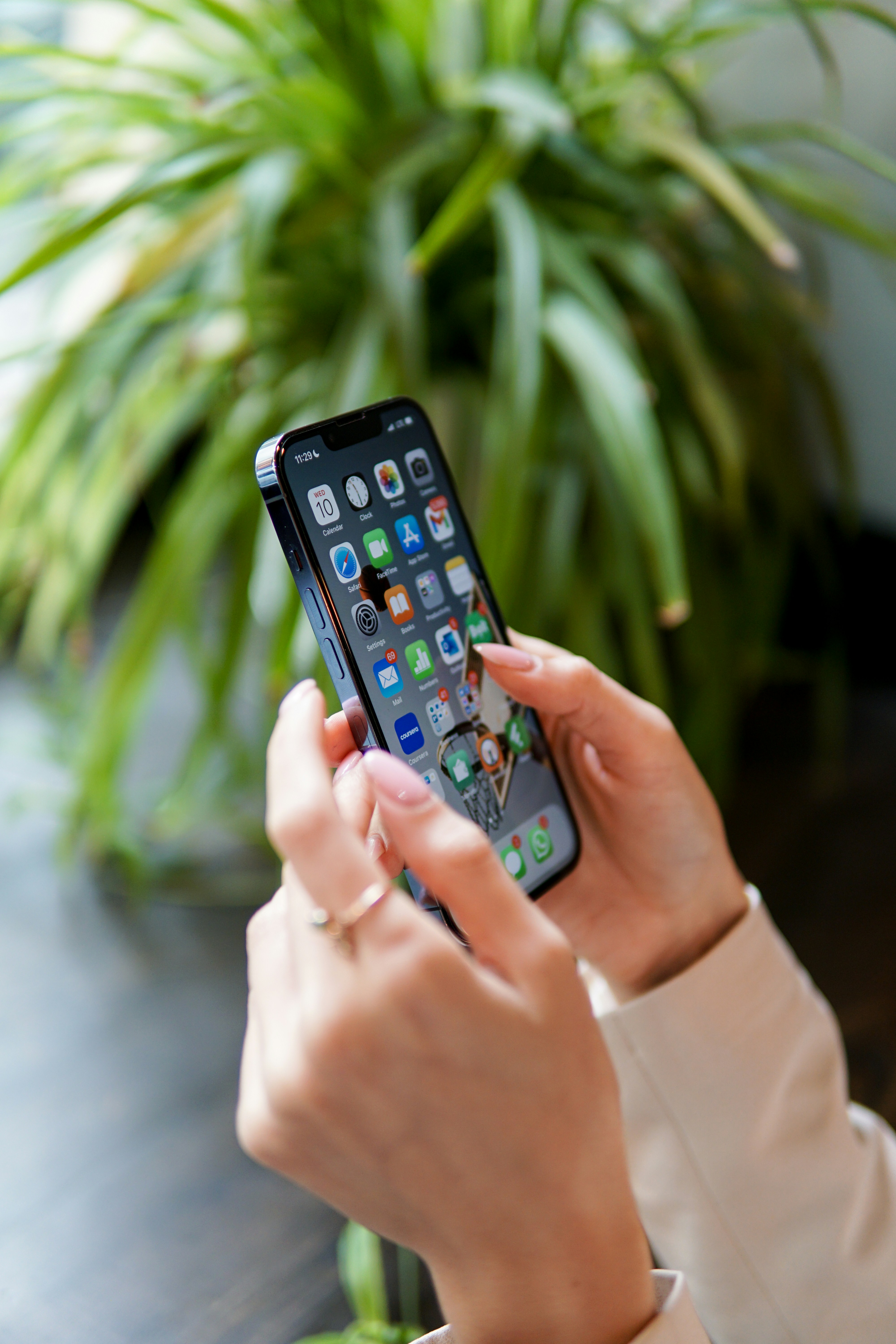A woman holding a cell phone in her hands photo – Free Image on Unsplash