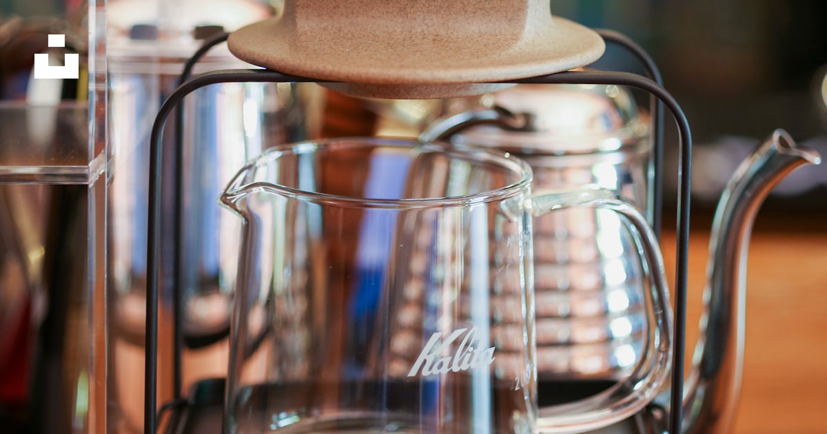 Une Pile De Tasses à Café Posées Sur Une Table En Bois Photo Image