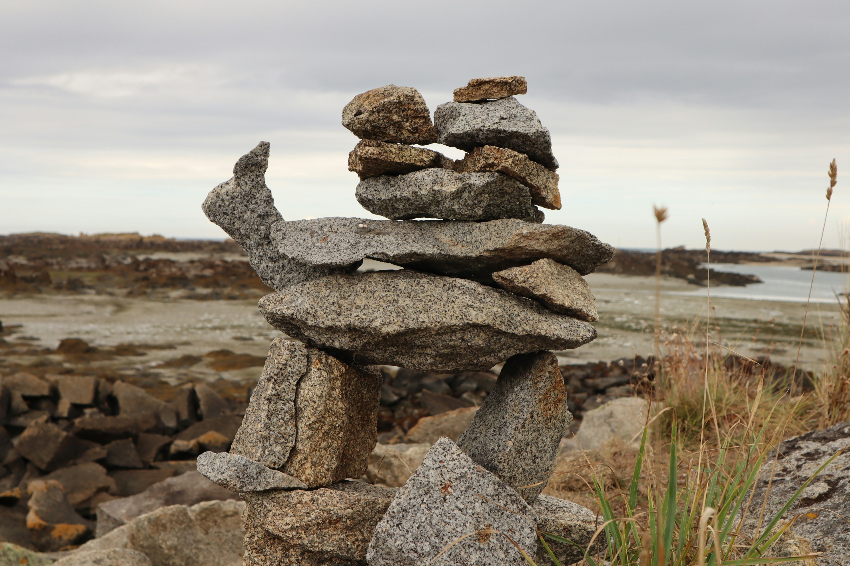 Foto Un montón de rocas apiladas una encima de la otra – Imagen Chausey ...