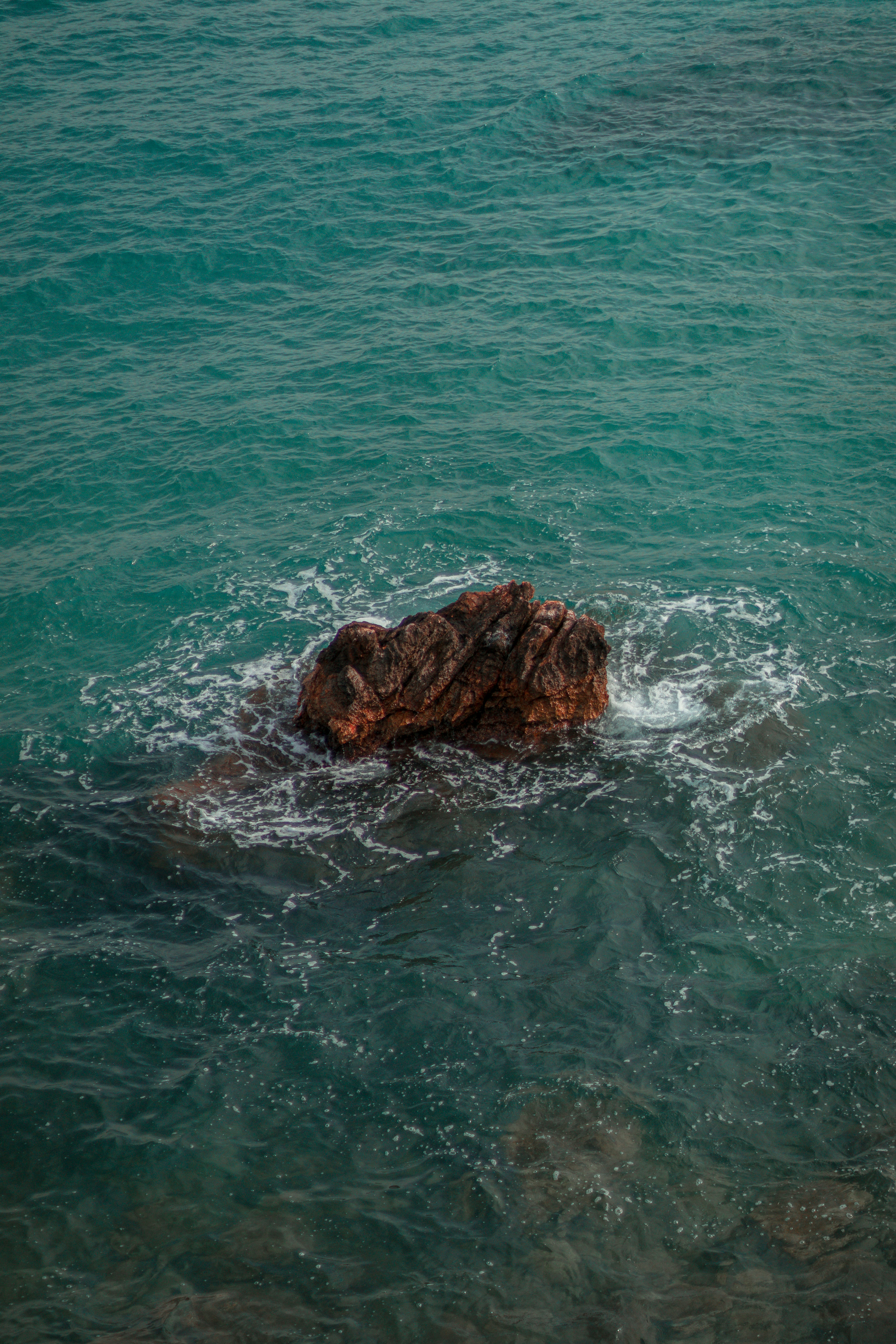 Un gros rocher au milieu de l’océan photo – Photo Océan Gratuite sur ...