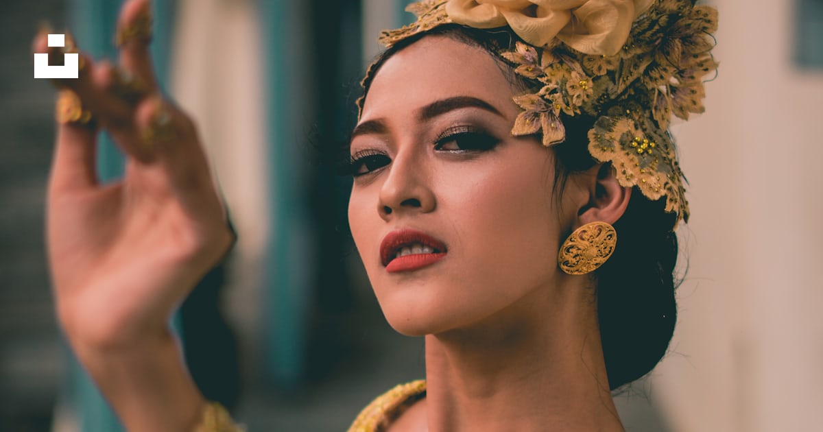 黄色いドレスを着て髪に花を咲かせた女性の写真 Unsplashの無料インドネシア写真
