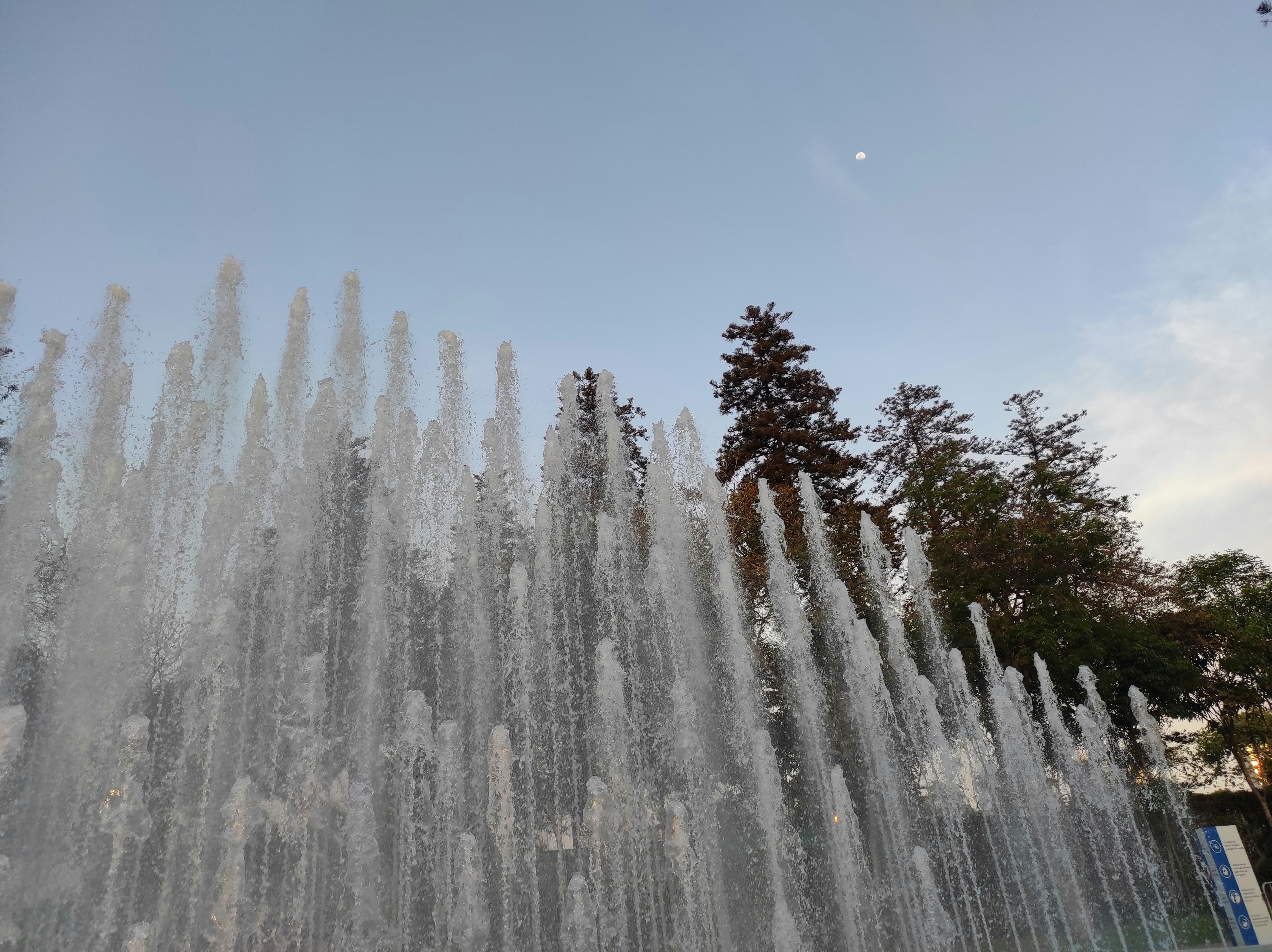 A large water fountain with lots of water spewing out of it photo ...