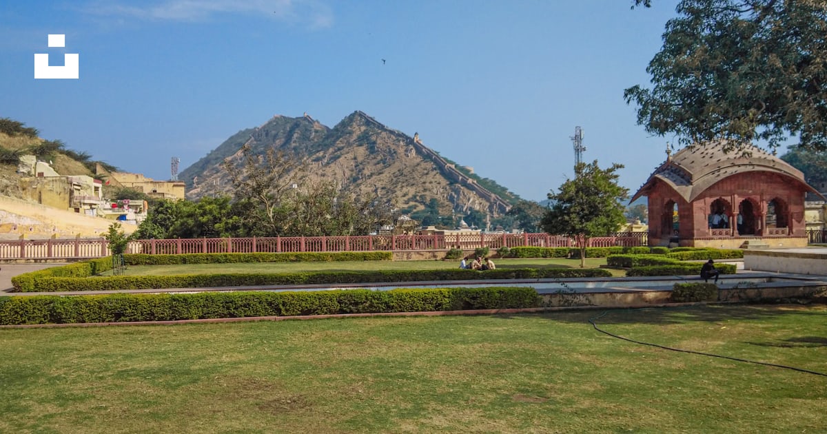 분수와 산을 배경으로 한 잔디밭 사진 Unsplash의 무료 자이푸르 이미지