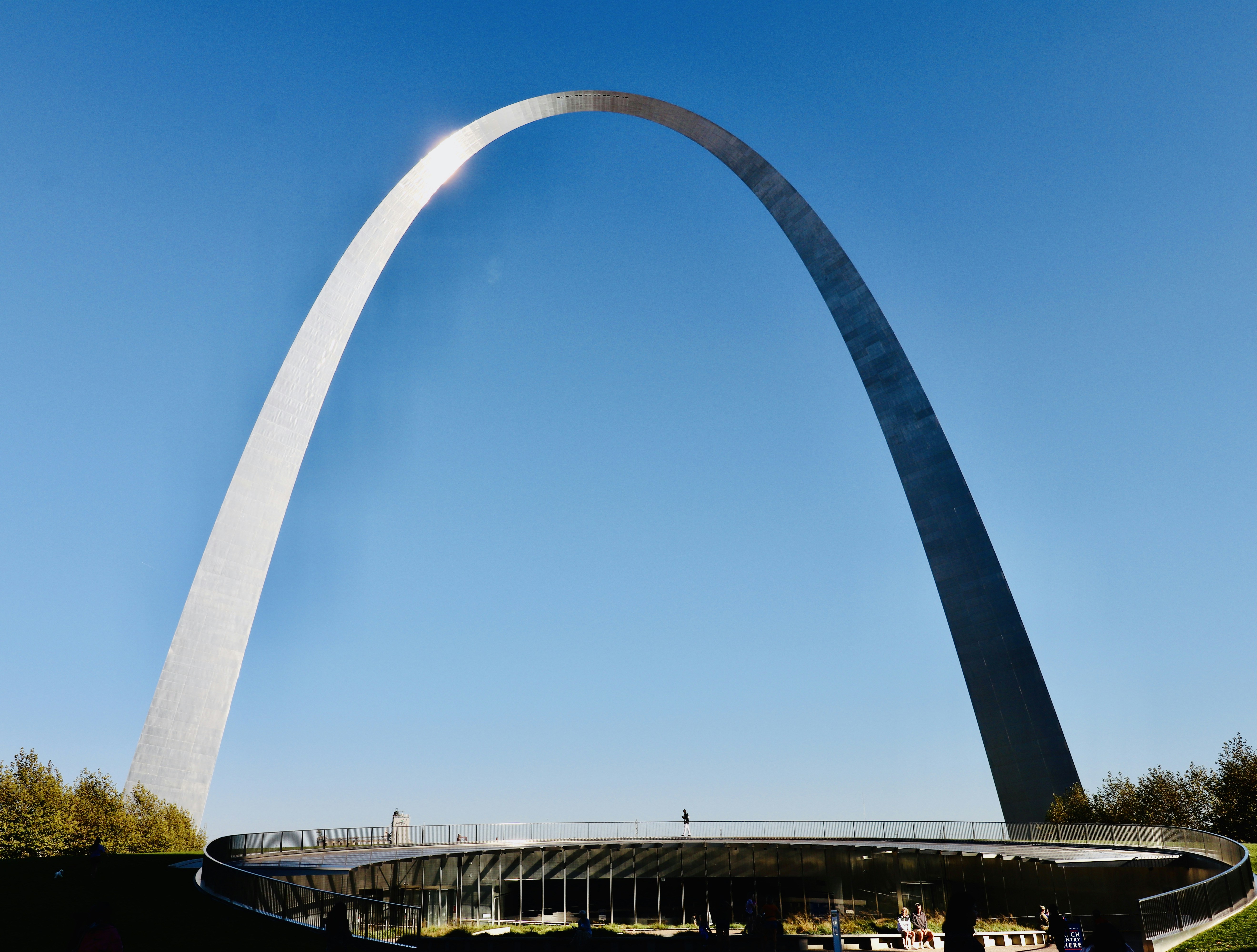 A very tall arch towering over a city photo – Free Gateway arch Image ...