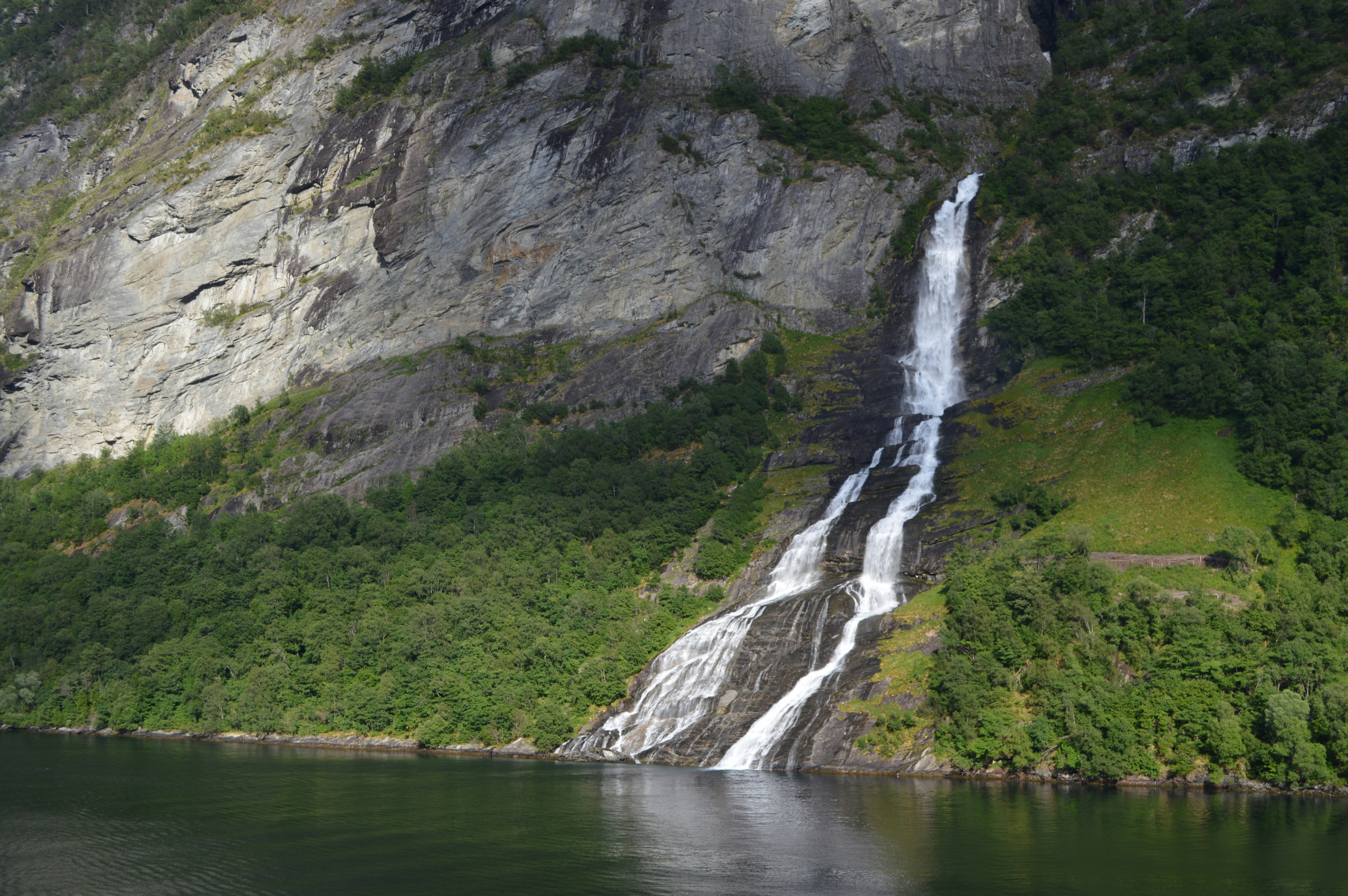 A waterfall in the middle of a body of water photo – Free Stranda Image ...