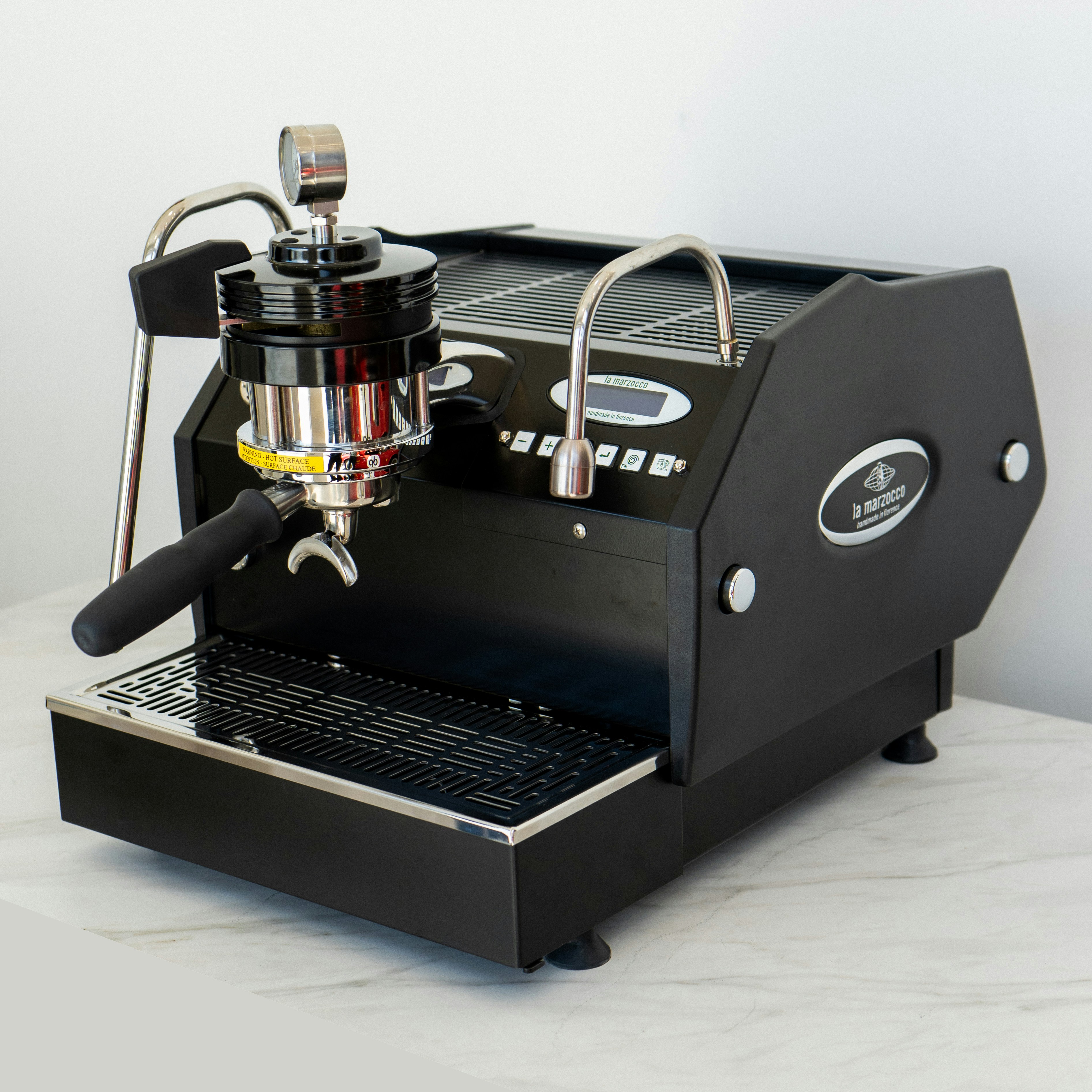 A coffee machine sitting on top of a counter photo – Free Di pacci ...