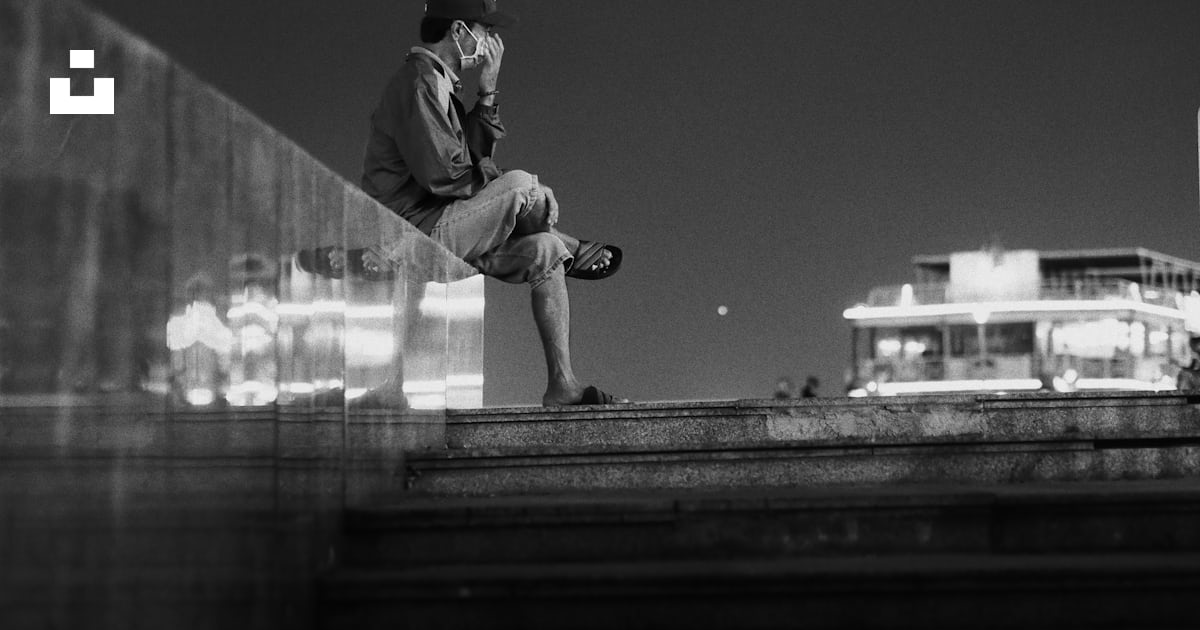 Foto Un Hombre Parado En Un Puente Imagen Gris Gratis En Unsplash