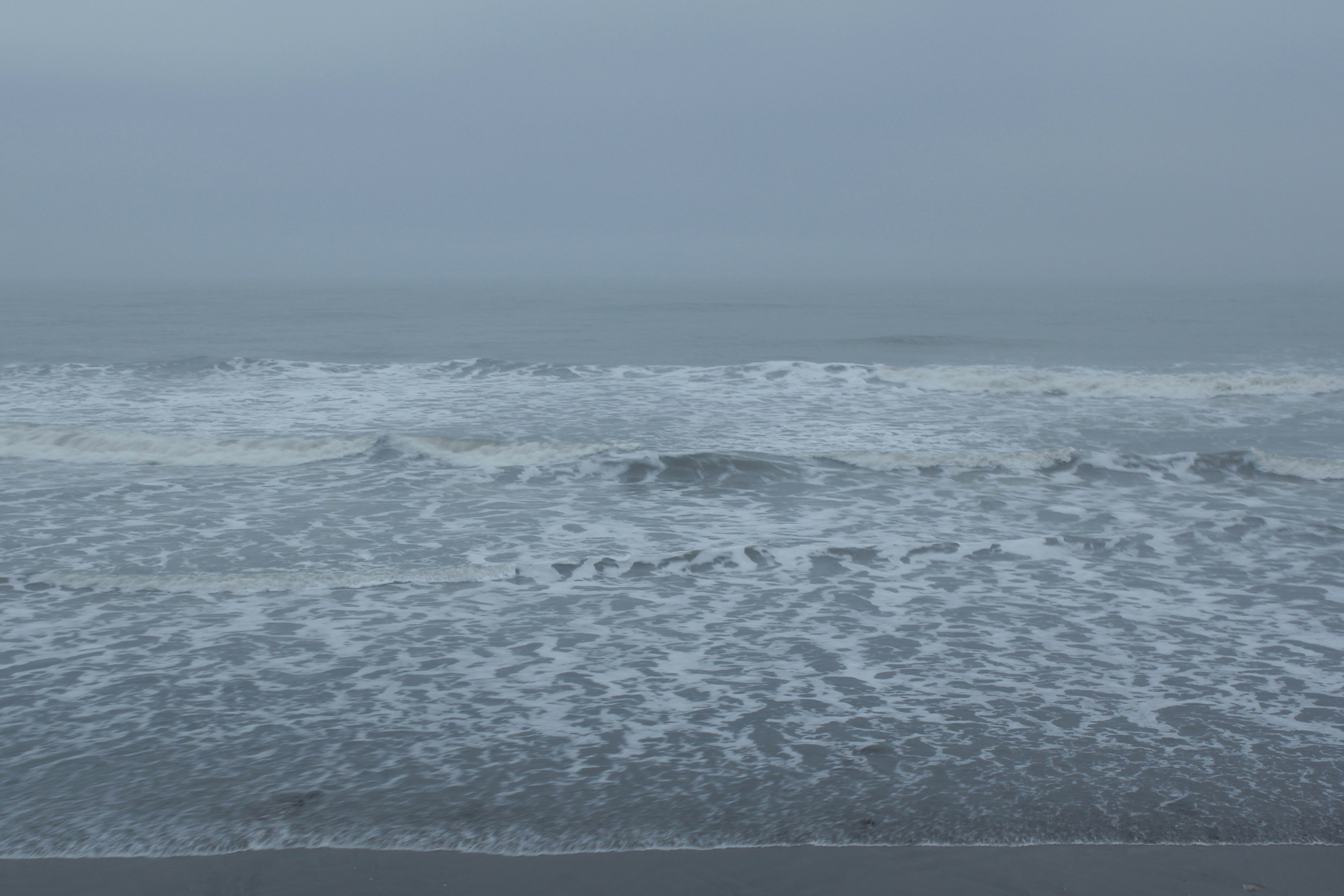 A beach with waves coming in to shore photo – Free Beach Image on Unsplash