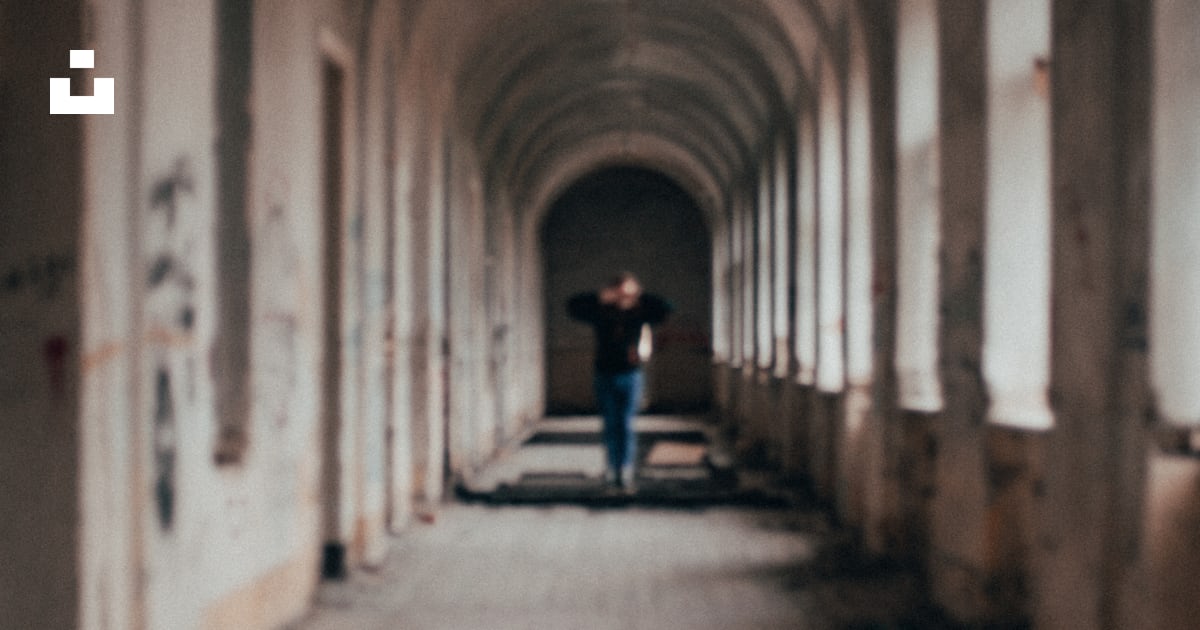 Foto Un Hombre Está Parado En Un Largo Pasillo Imagen Magic Gratis En
