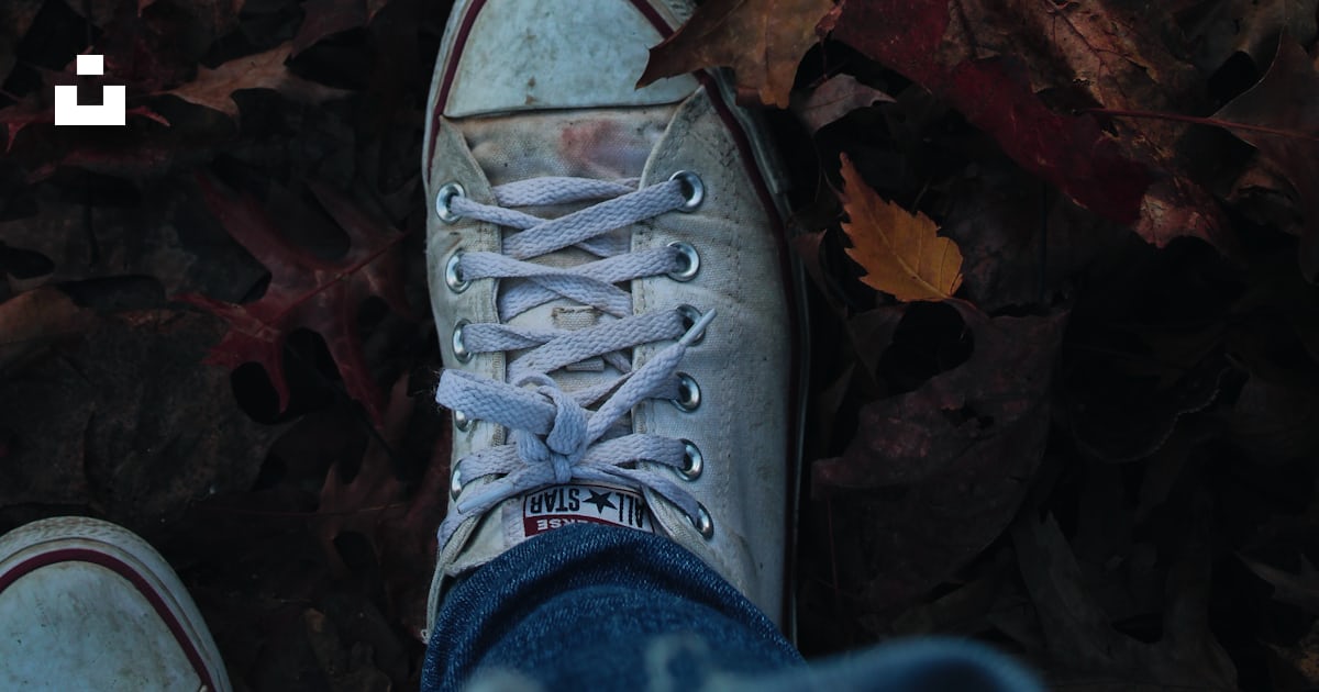 Foto Los Pies De Una Persona En Zapatillas Blancas Sobre Una Alfombra