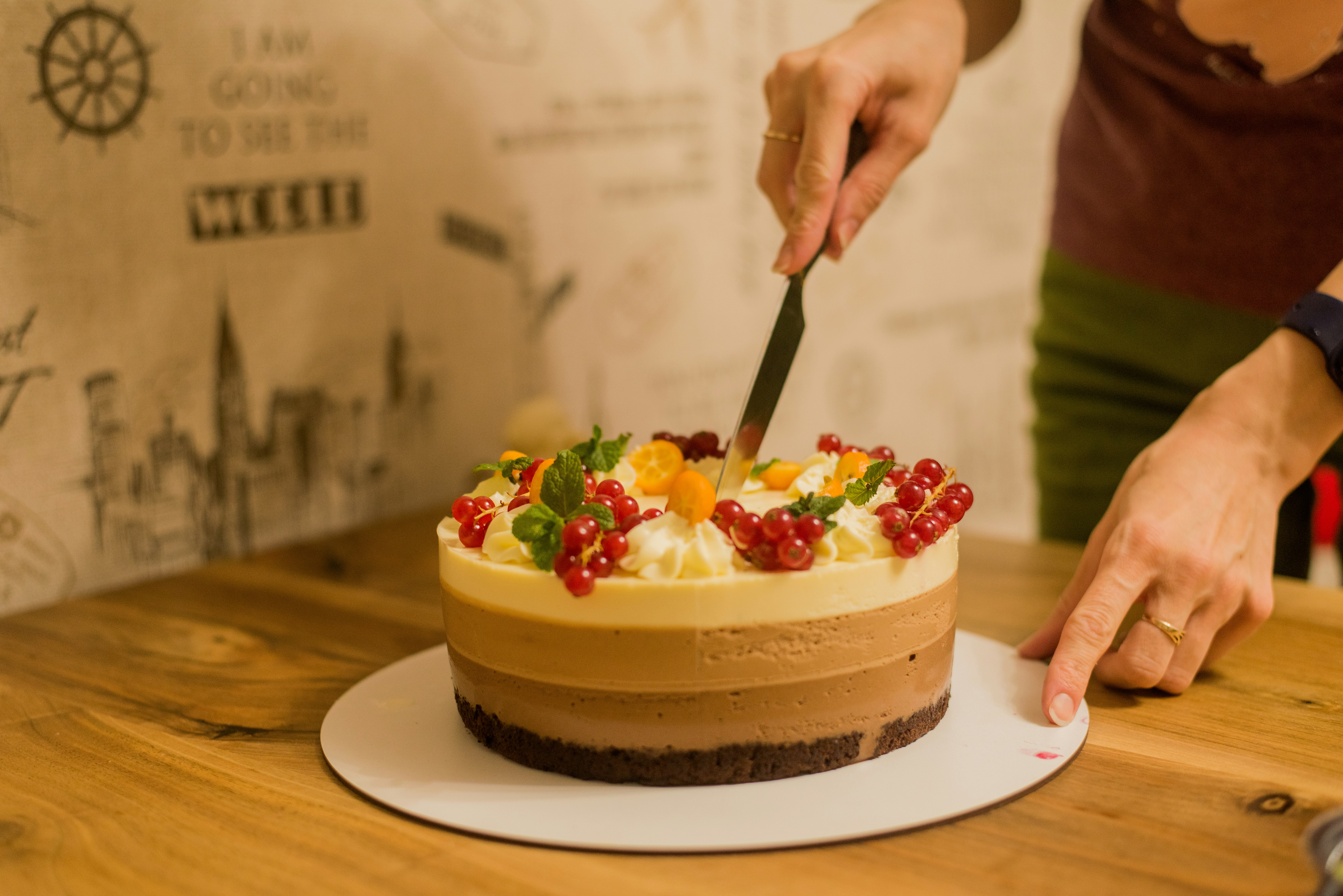 Una persona cortando un pastel con un cuchillo foto – Imagen de Marrón ...