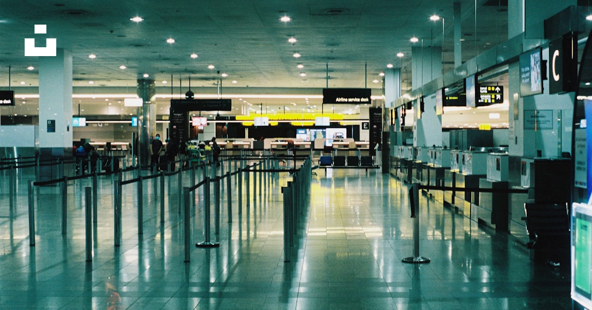 사람들이 걸어 다니는 빈 공항 터미널 사진 Unsplash의 무료 멜버른 이미지
