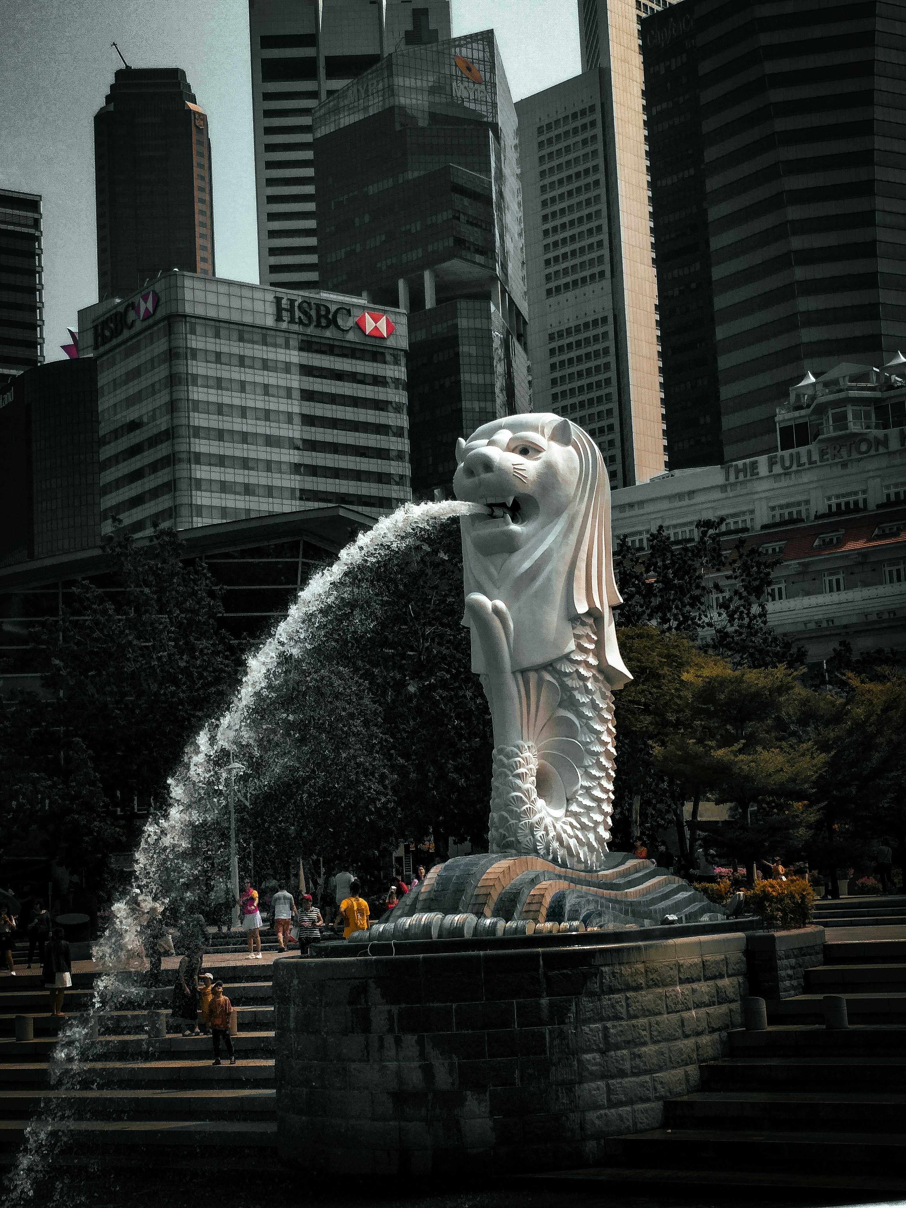 A large fountain spewing water into the air photo – Free Building Image ...