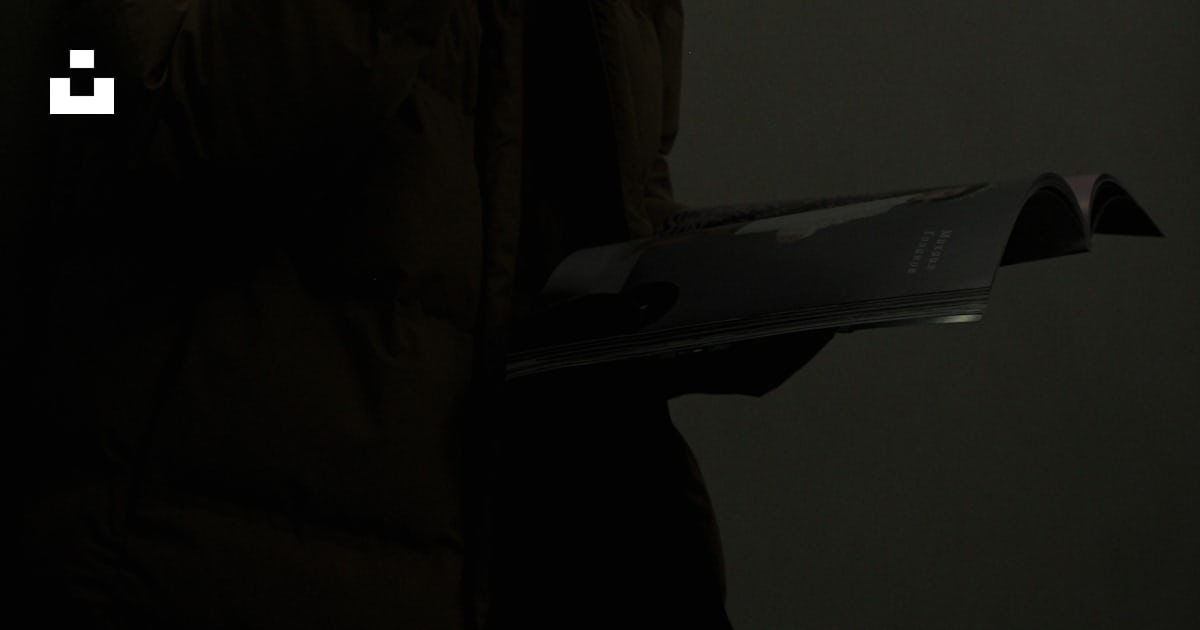 어두운 방에서 휴대 전화로 이야기하는 남자 사진 Unsplash의 무료 유행 이미지