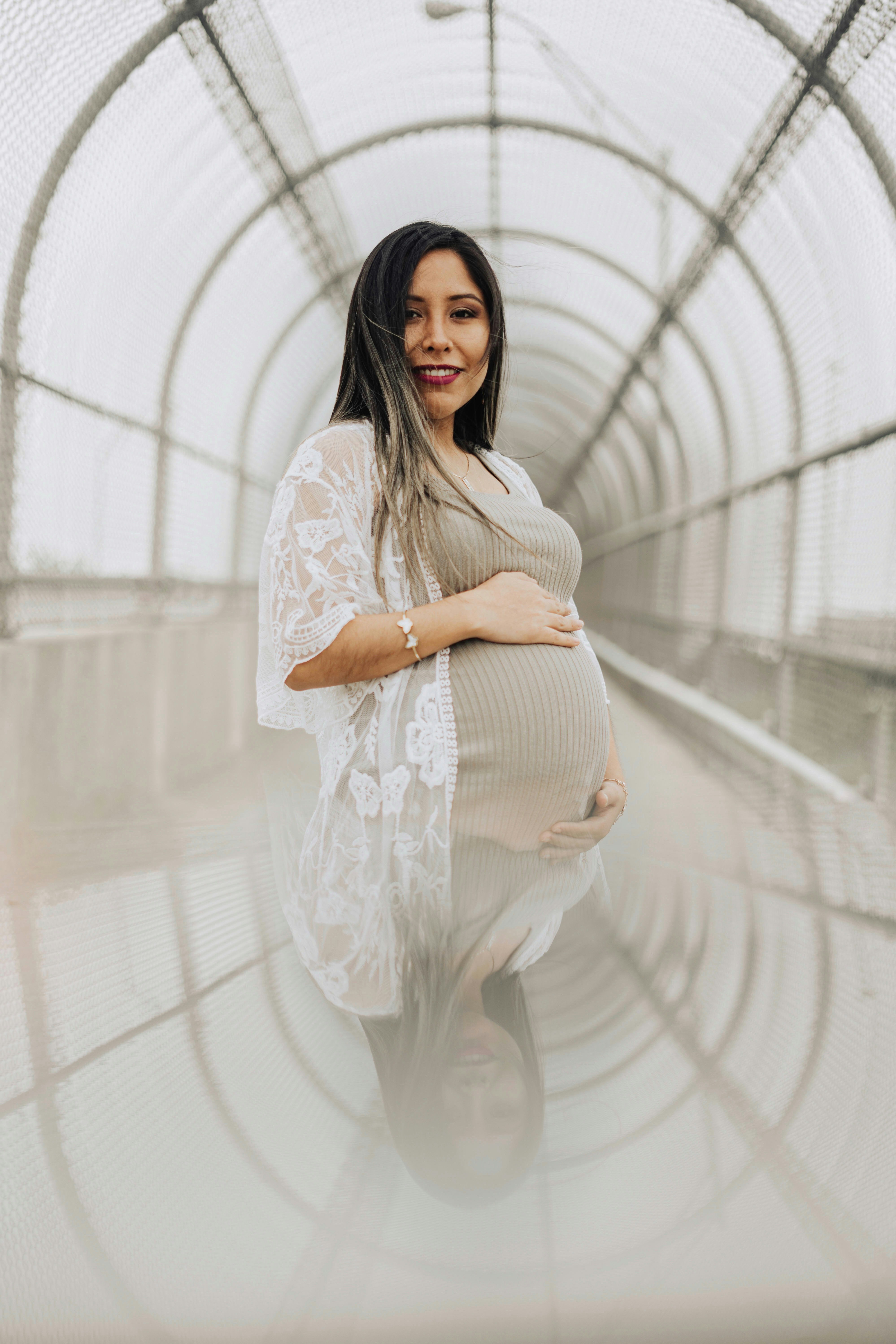 Maternity in a Ringed Tunnel: Soft Light, Strong Geometry