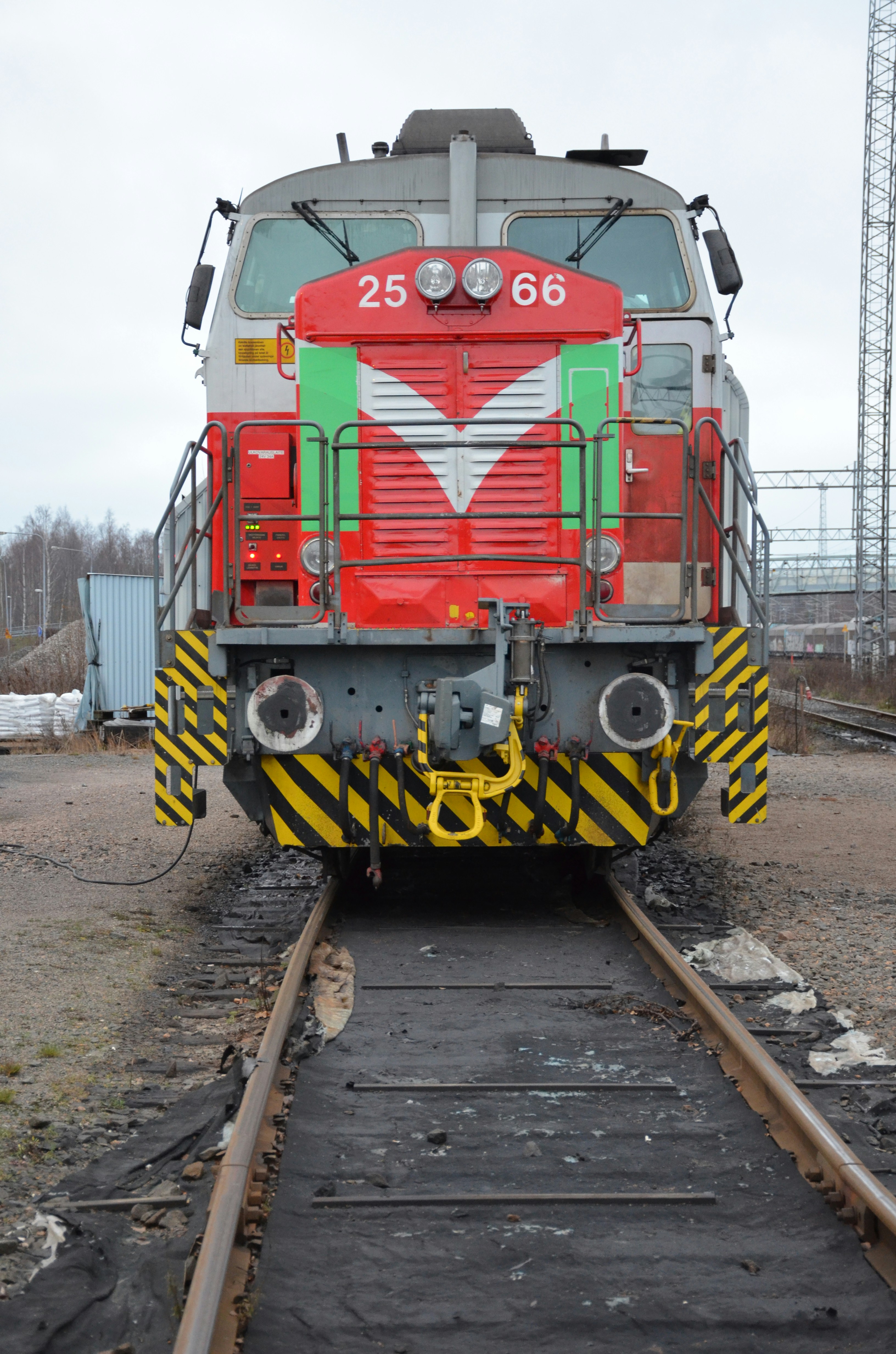 Un train rouge et vert circulant sur les voies ferrées photo – Image ...
