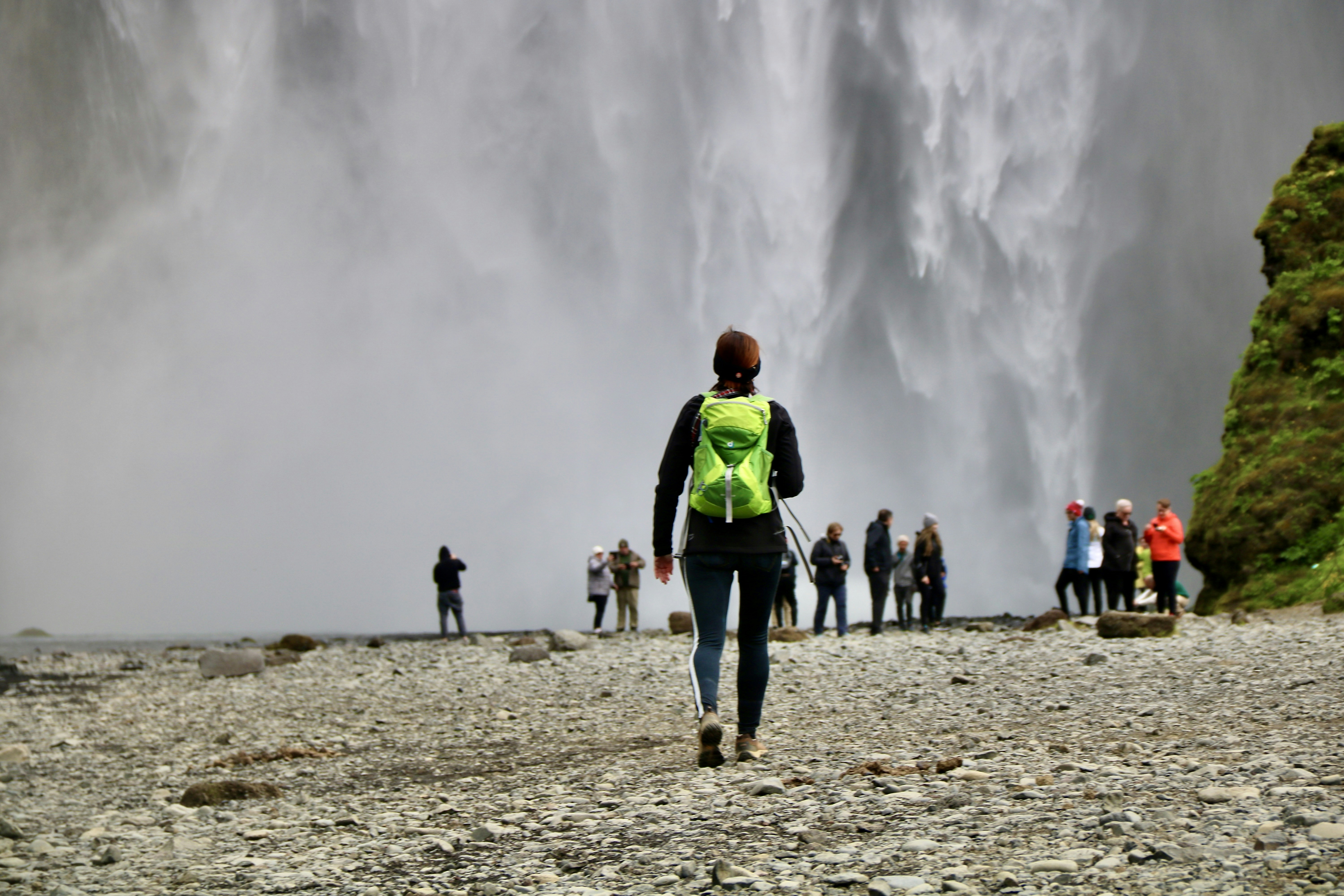 Un groupe de personnes debout devant une cascade photo – Image gratuite ...