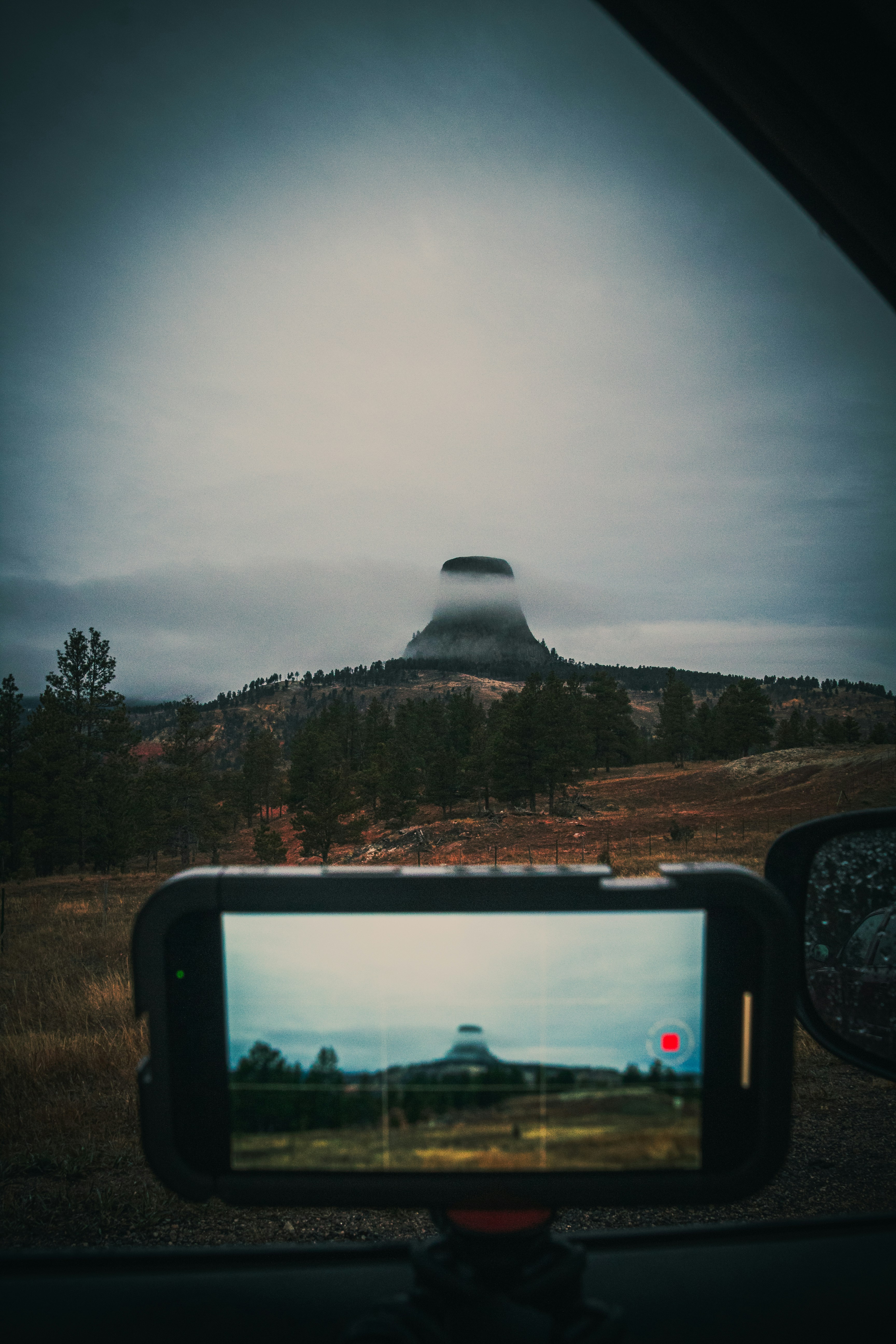 Echo in the Frame: A Roadside Monument Captured Through a Vehicle Window