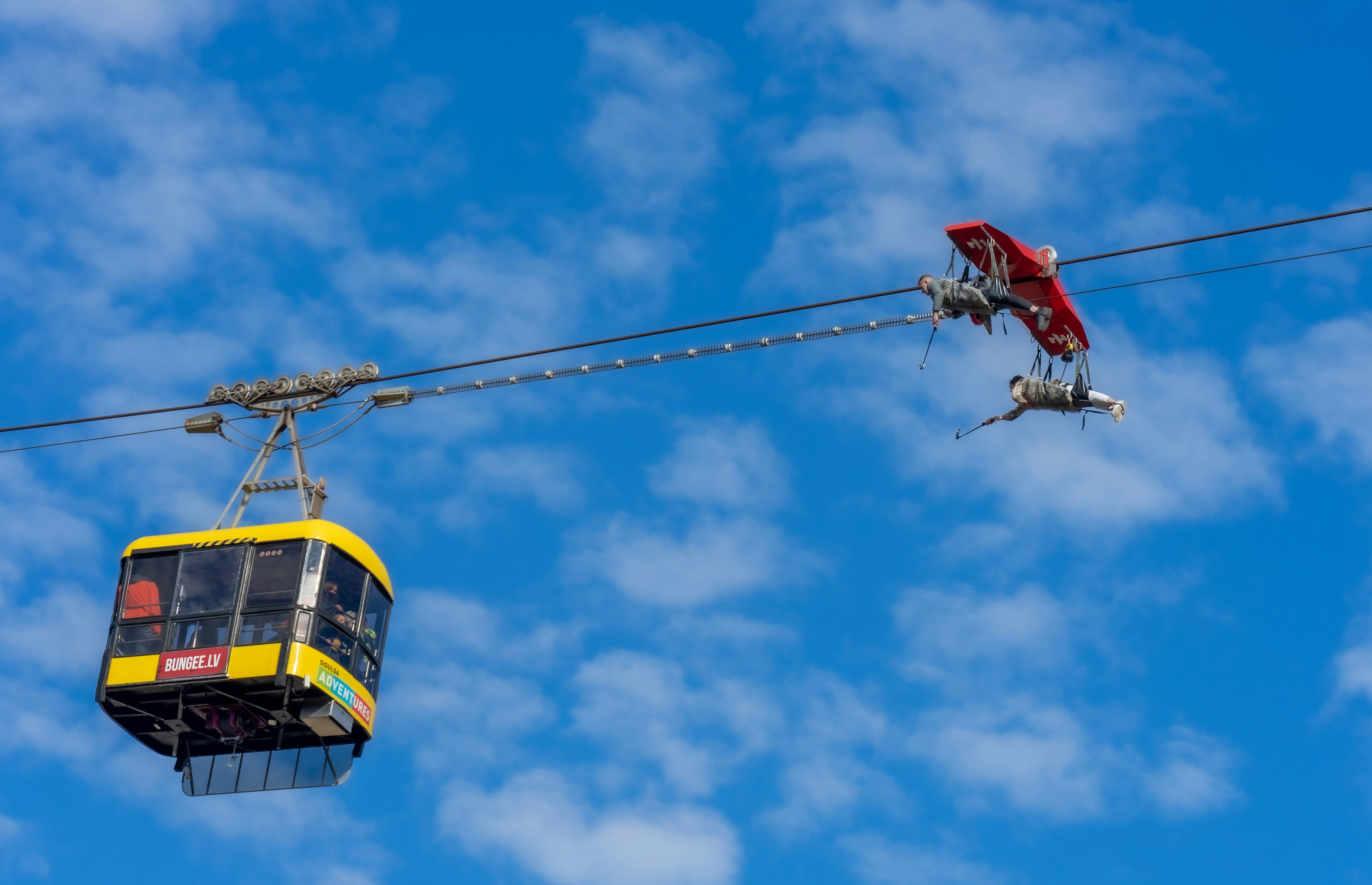 Un téléphérique jaune et noir et un téléphérique rouge et jaune photo ...