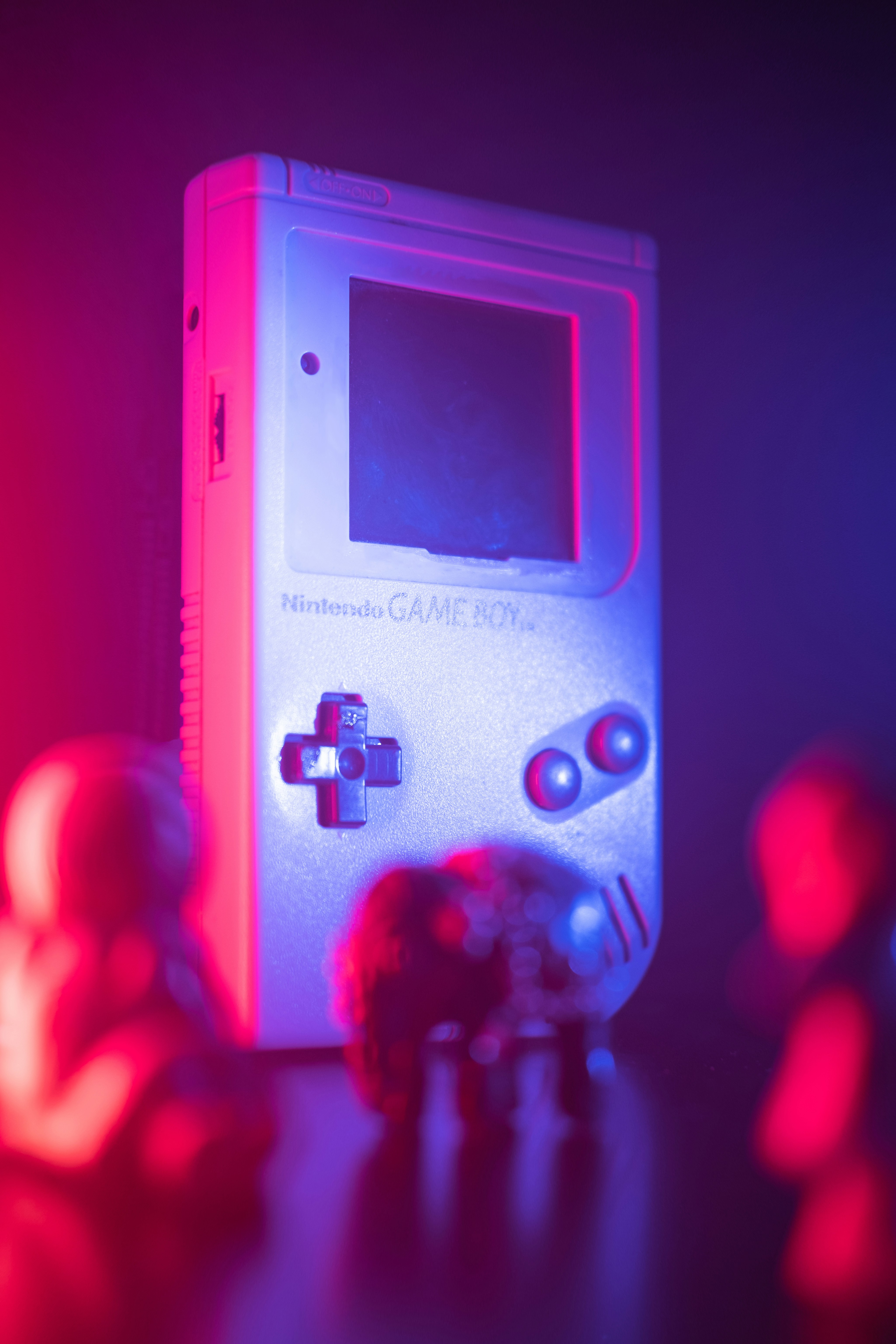 Una Nintendo Game Boy sentada encima de una mesa foto – Imagen de Game boy gratuita en Unsplash
