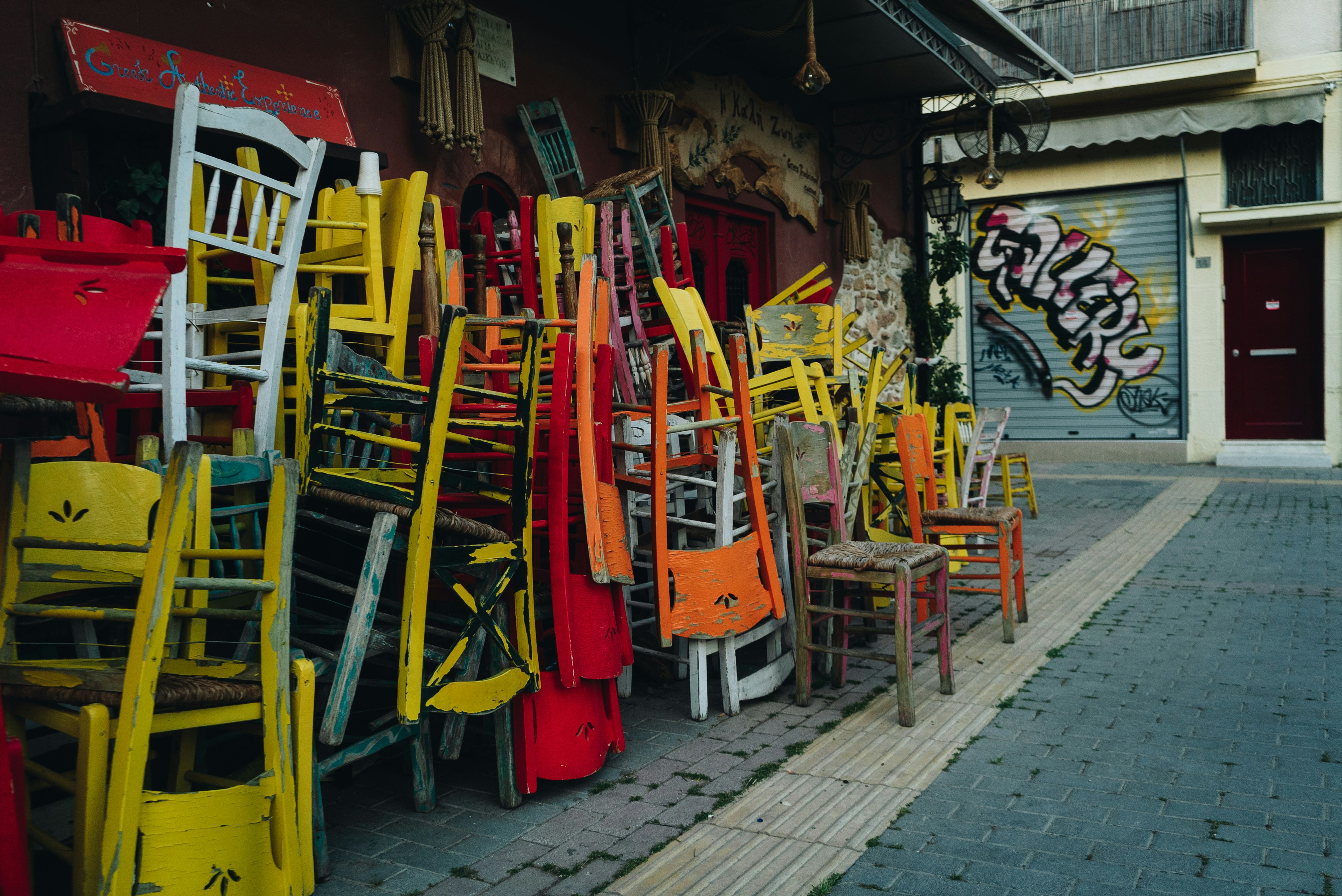 A bunch of chairs that are outside of a building photo – Free City ...