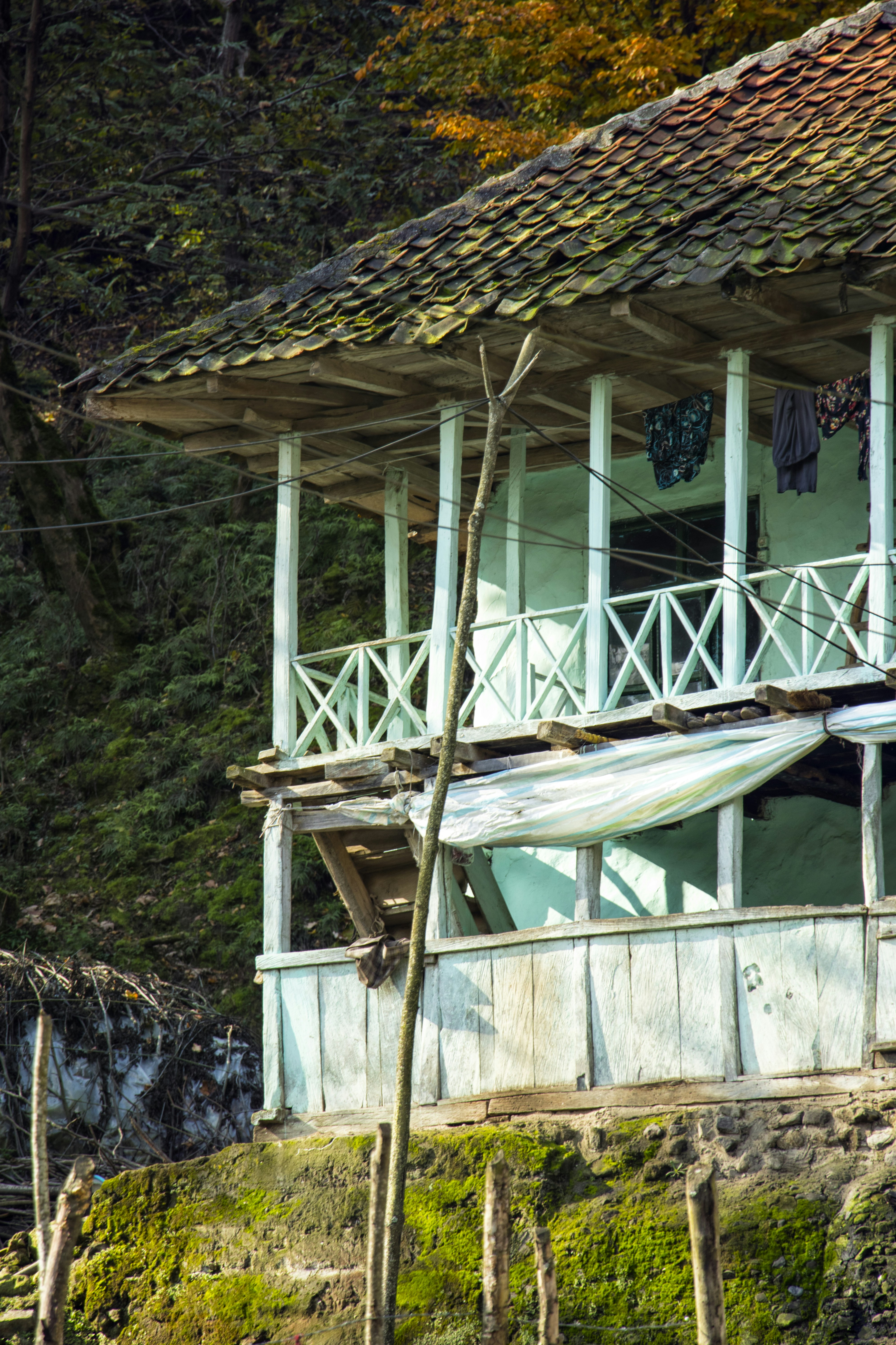 Un edificio blanco con un porche y un techo foto – Imagen de Kanrud ...