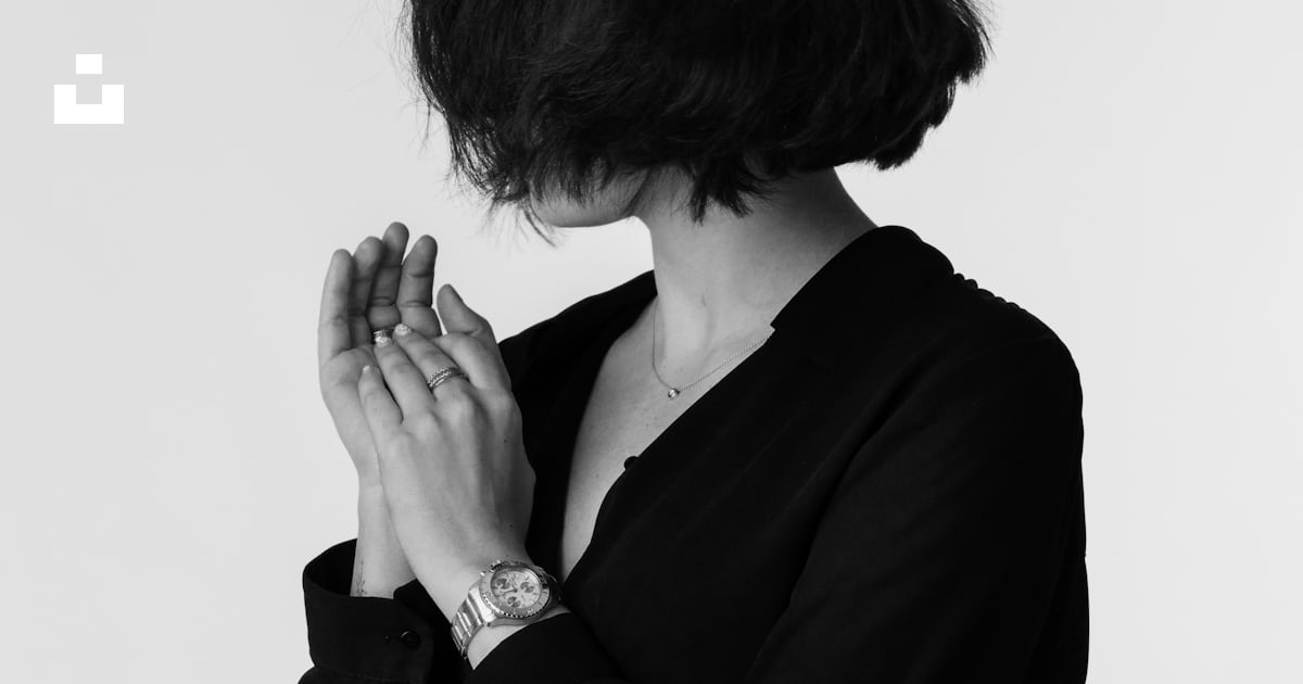 검은 드레스를 입은 여자가 두 손을 모으고 있다 사진 Unsplash의 무료 유행 이미지