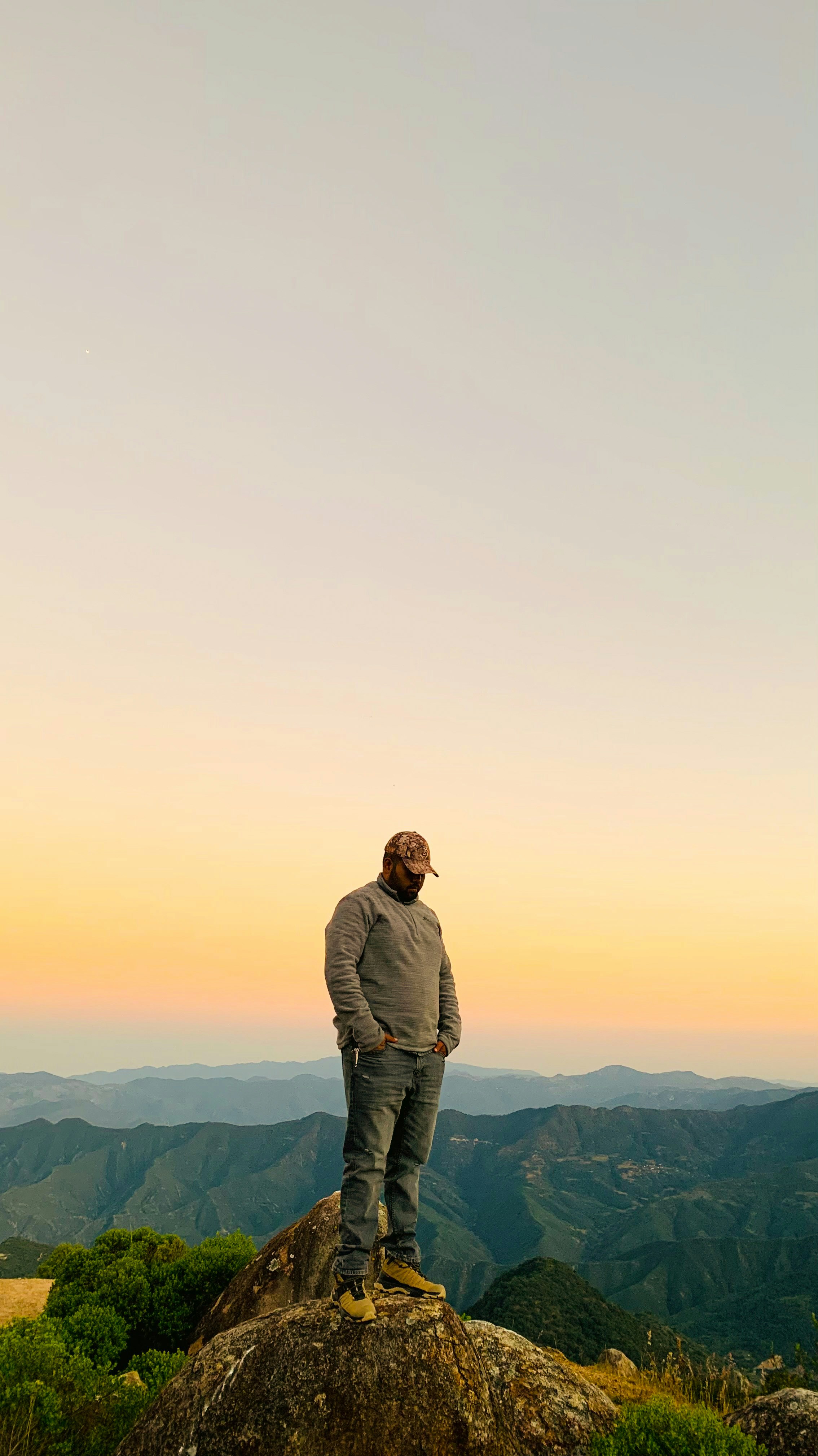 Un homme debout au sommet d’un gros rocher photo – Photo Humain ...