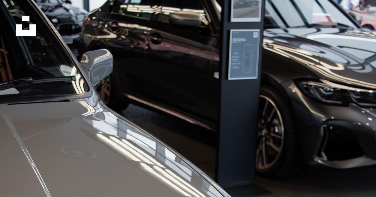 다른 차 옆 주차장에 주차된 회색 차 사진 Unsplash의 무료 Bmw 로고 이미지