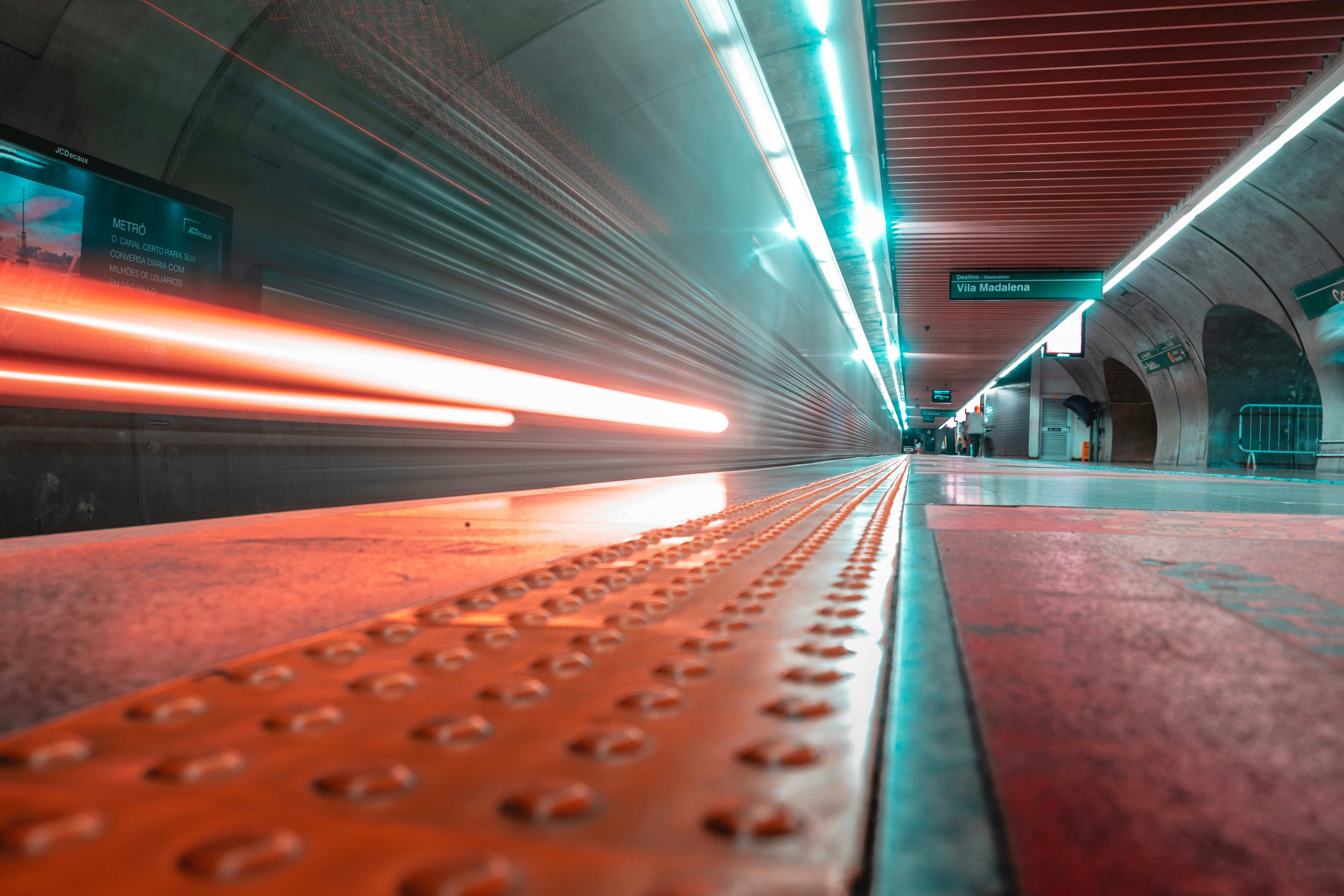 Une photo longue exposition d’une station de métro photo – Photo Métro ...