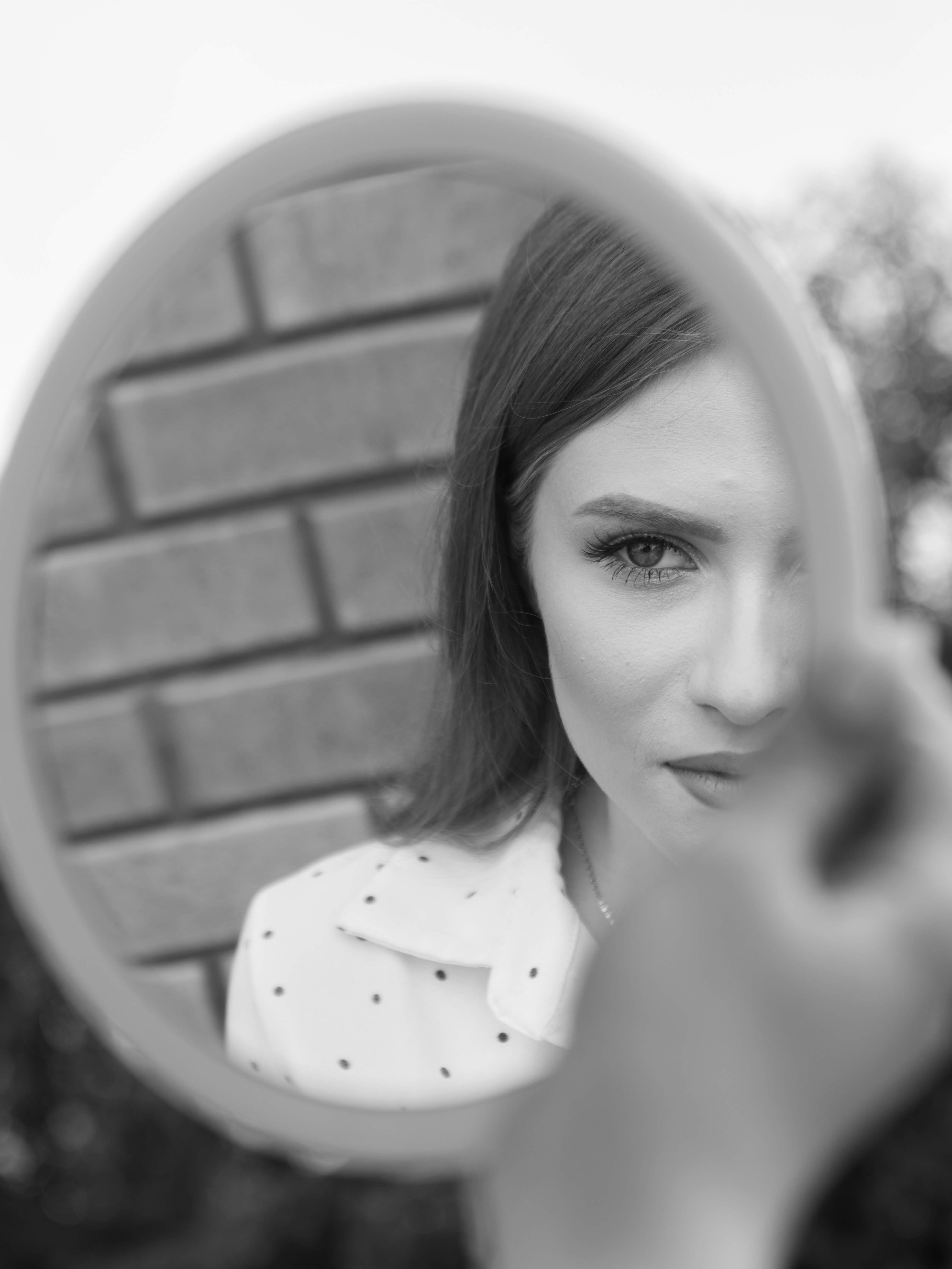 Une femme se regarde dans un miroir avec son reflet photo – Photo ...