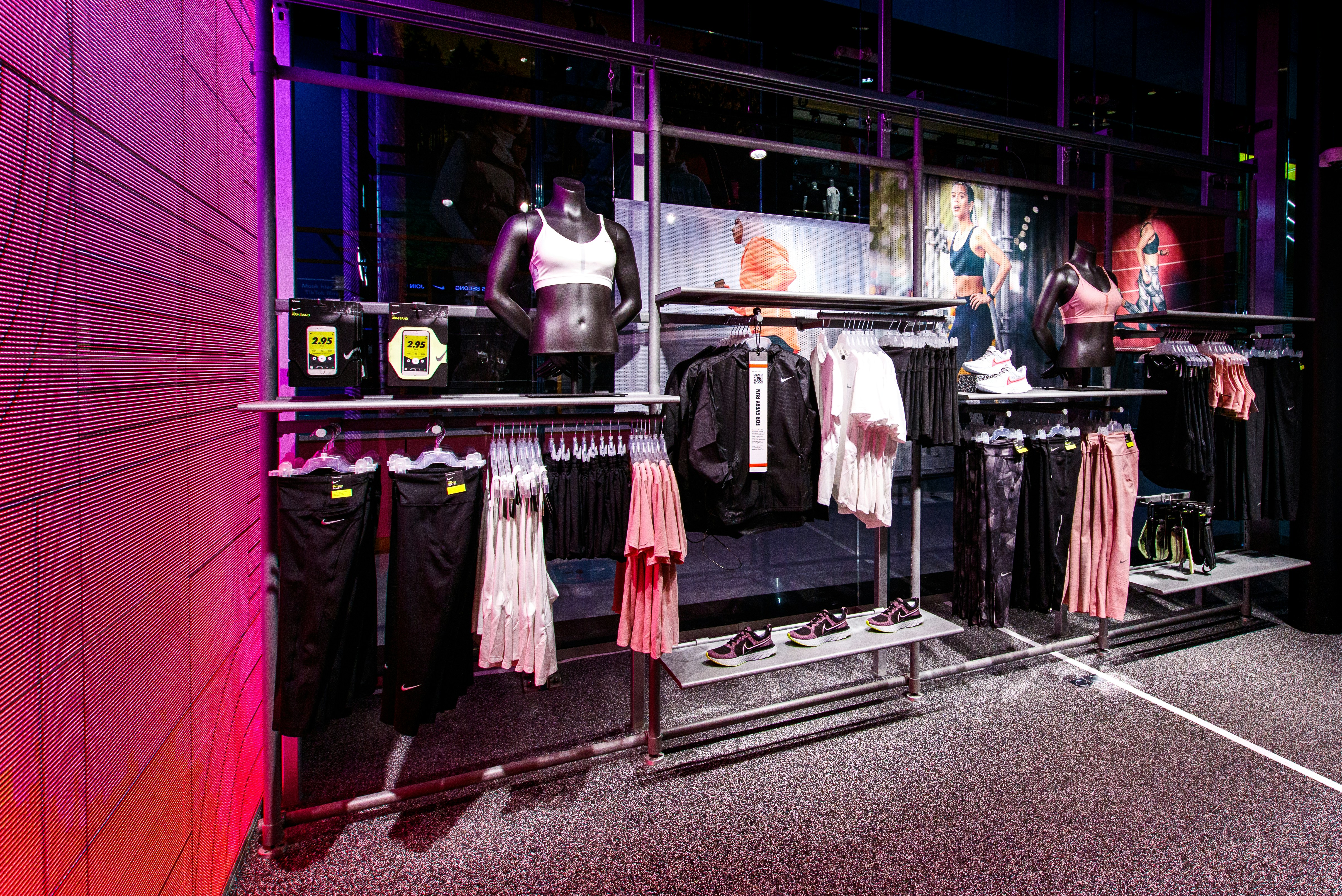 Una tienda de ropa con maniquíes y camisas foto – Imagen de Venta ...