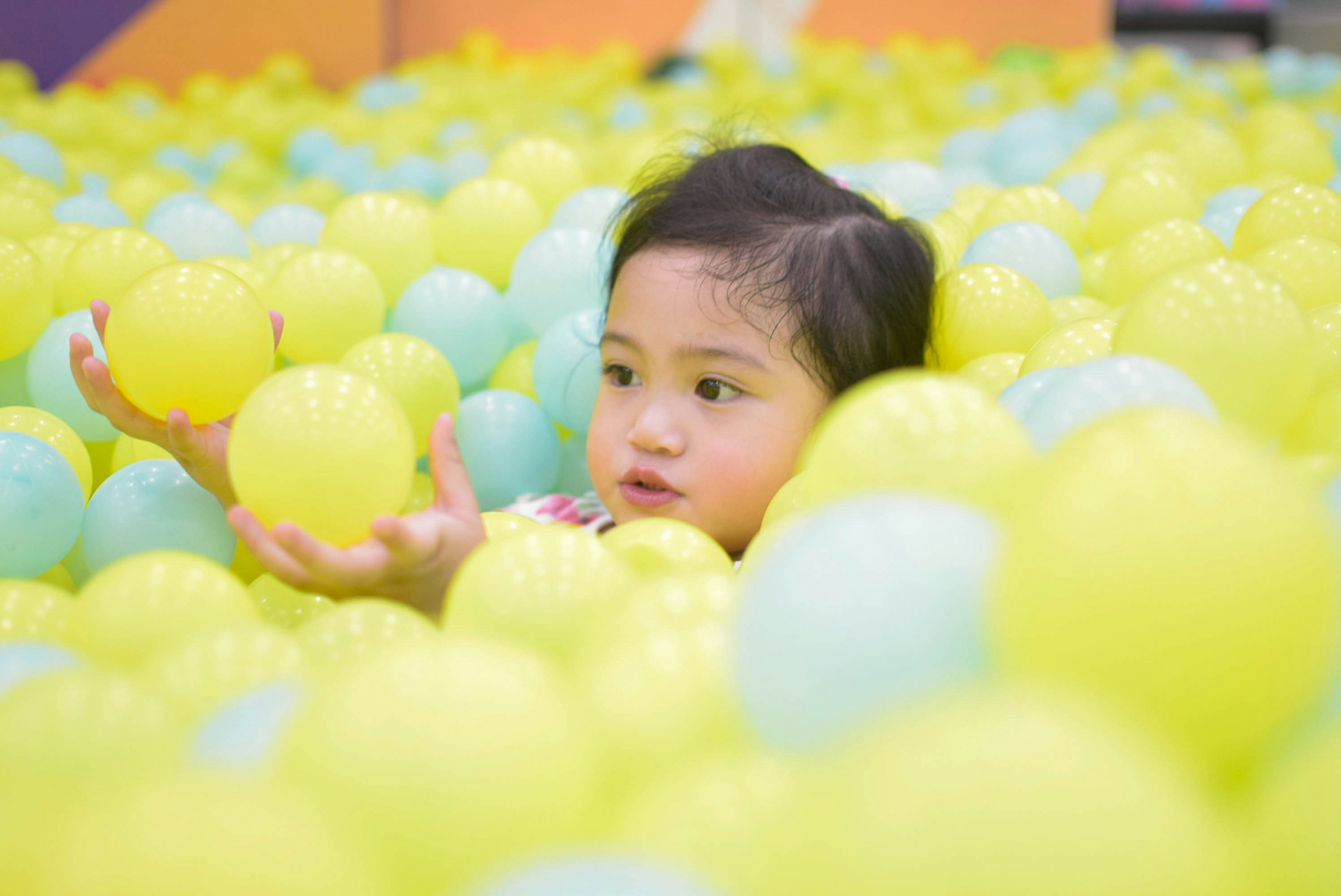 A little girl is in a ball pit photo – Free Human Image on Unsplash