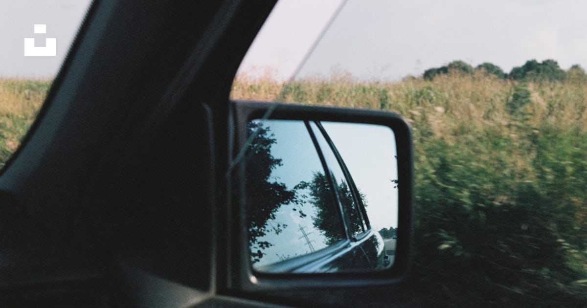 Foto El Espejo Retrovisor De Un Automóvil Se Muestra En El Espejo