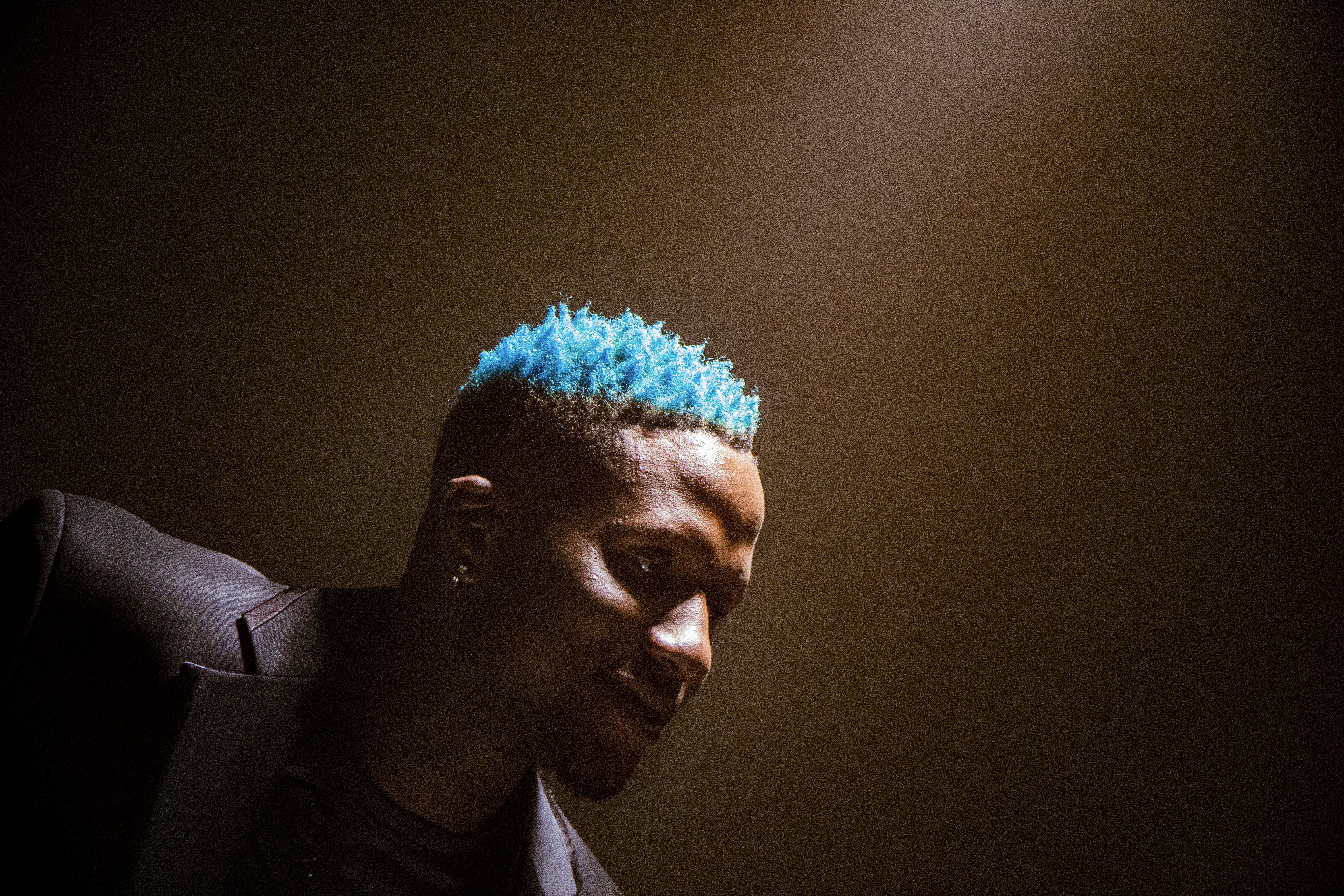 A man with a blue mohawk in a dark room photo – Free Photography Image ...