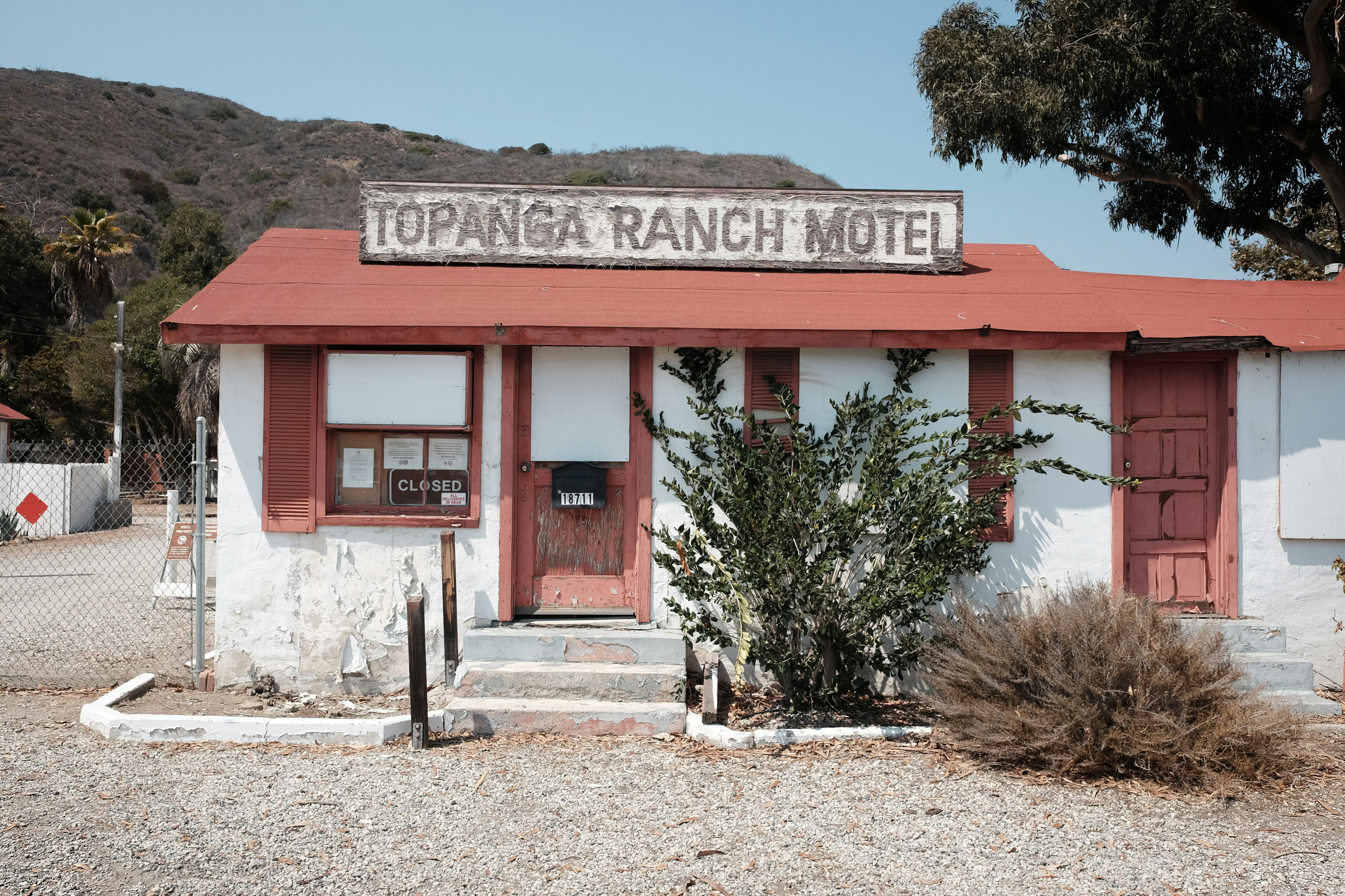 Un bâtiment rouge et blanc avec un panneau indiquant Topanga Ranch ...
