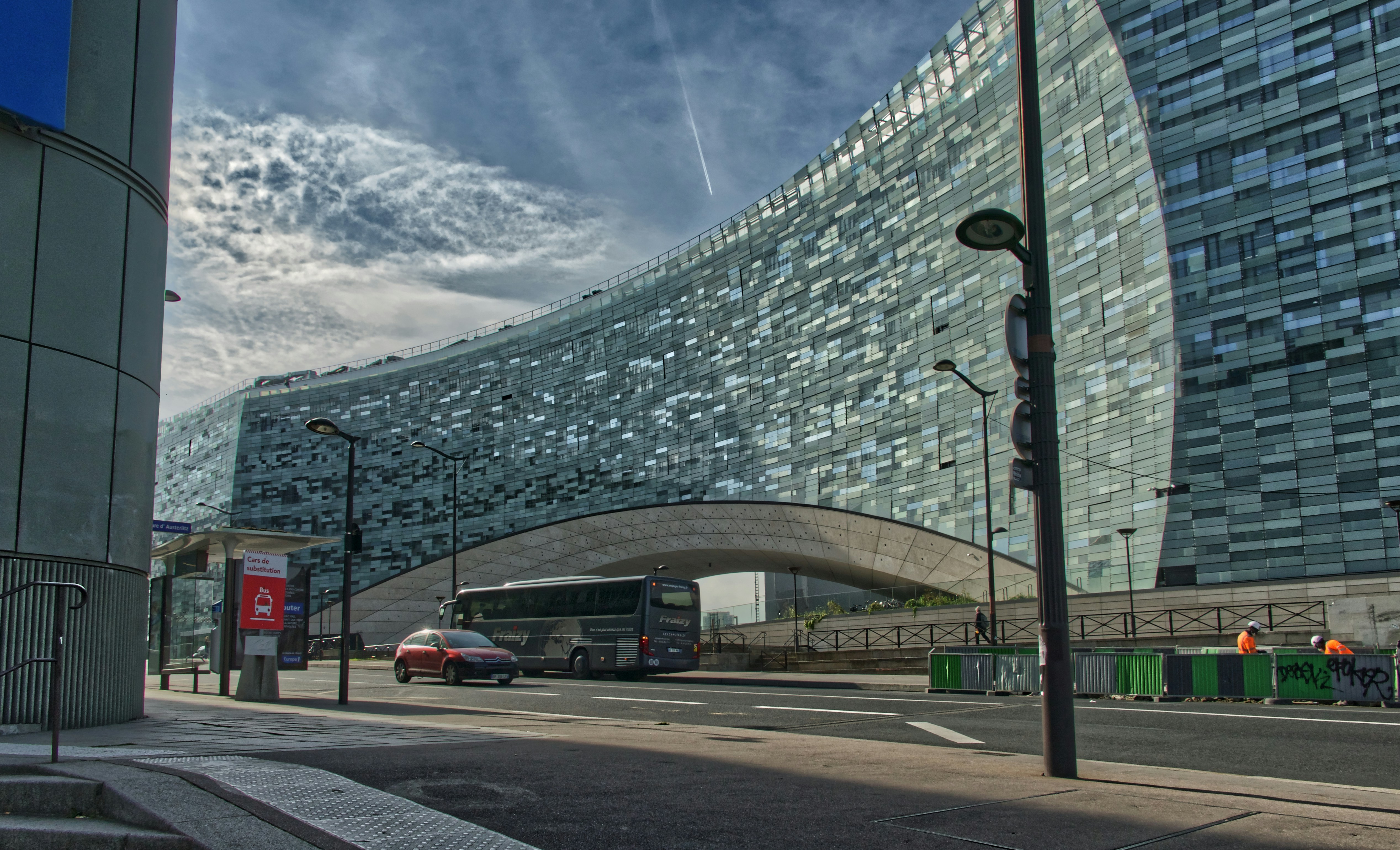 L’Immeuble-Pont siège du groupe « Le Monde »
Ce projet futuriste de 23 000 m2 a été imaginé par l’agence norvégienne Snohetta et a été réalisé en collaboration avec l’agence SRA Architectes. Il s’agit d’un impressionnant immeuble-pont de 137m de longueur et de 37m de hauteur. Symboliquement, ce pont représente « la passerelle entre Le Monde et ses lecteurs ».