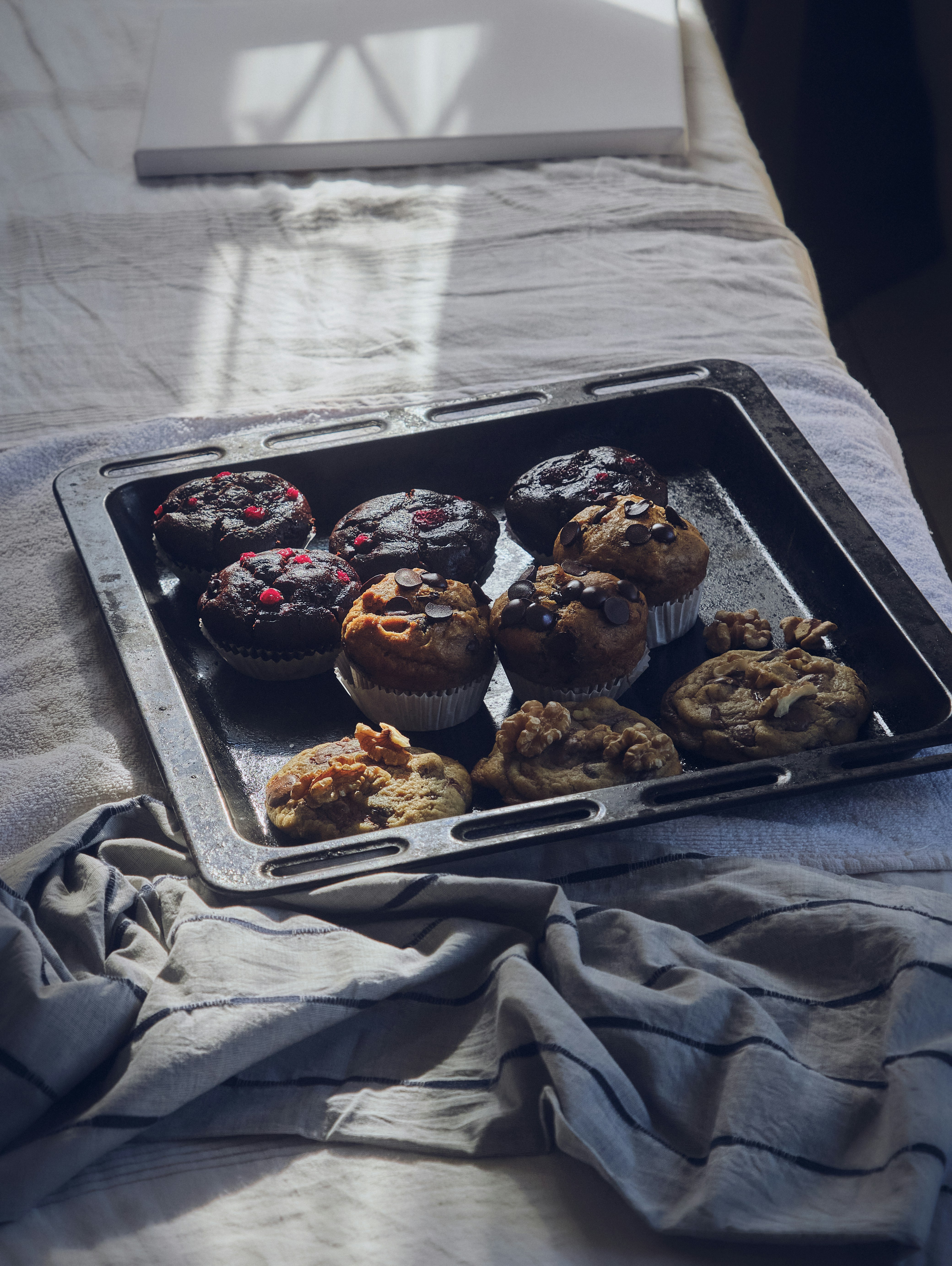 Un plateau de muffins posé sur un lit photo – Photo Muffin Gratuite sur ...