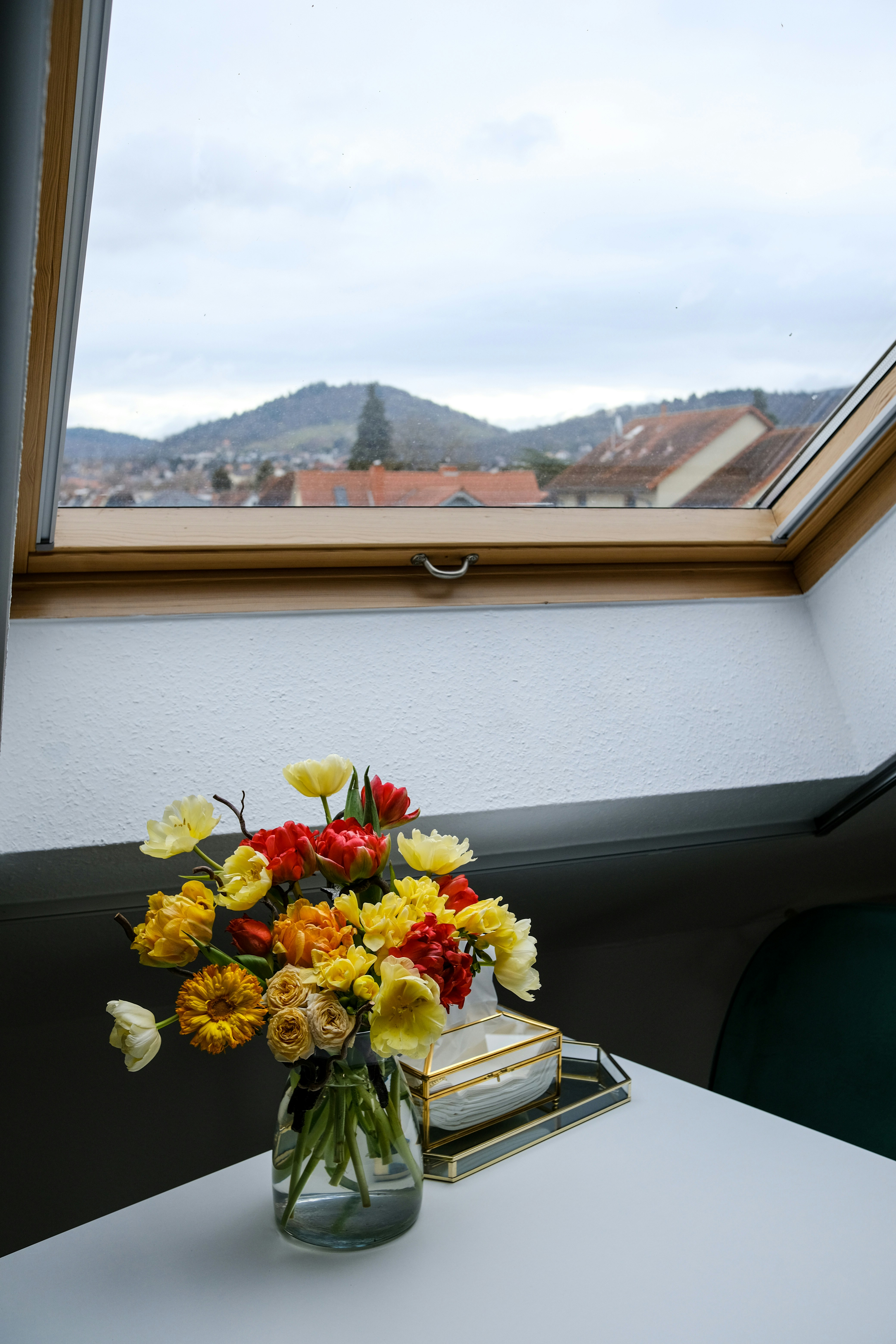 Un vase rempli de fleurs posé sur une table photo – Photo Plante ...