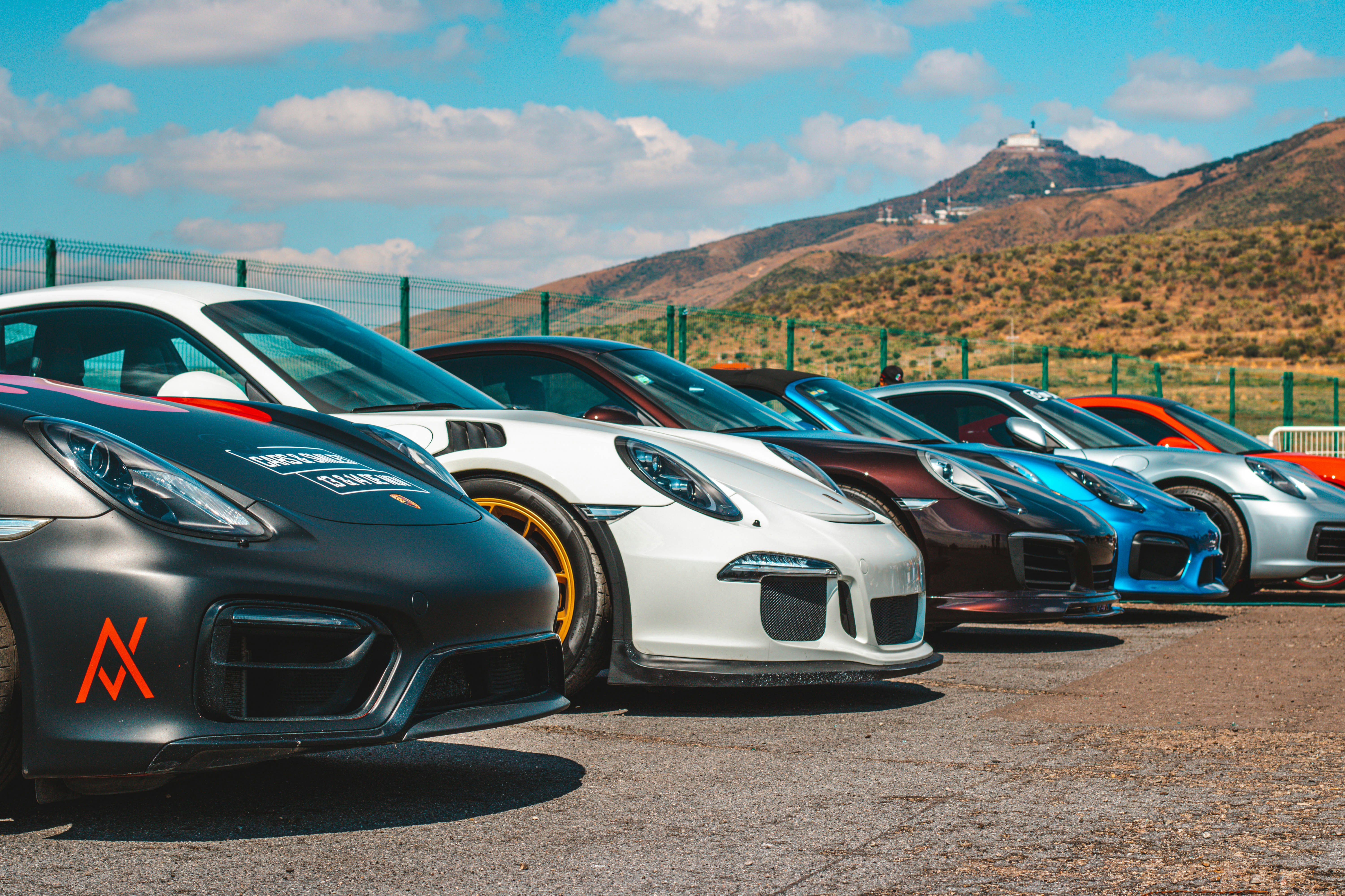 Foto Una fila de autos estacionados en un estacionamiento – Imagen ...